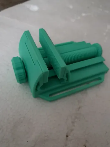 Yet Another Fully 3D Printable Mini Vice With Interchangeable Jaws. by ...