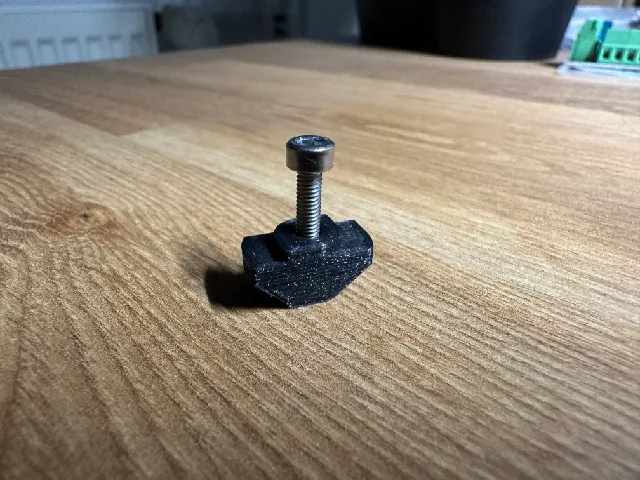 Make of Drop-in T-nut for 3030 extrusion fully printable for M3 M4 or ...