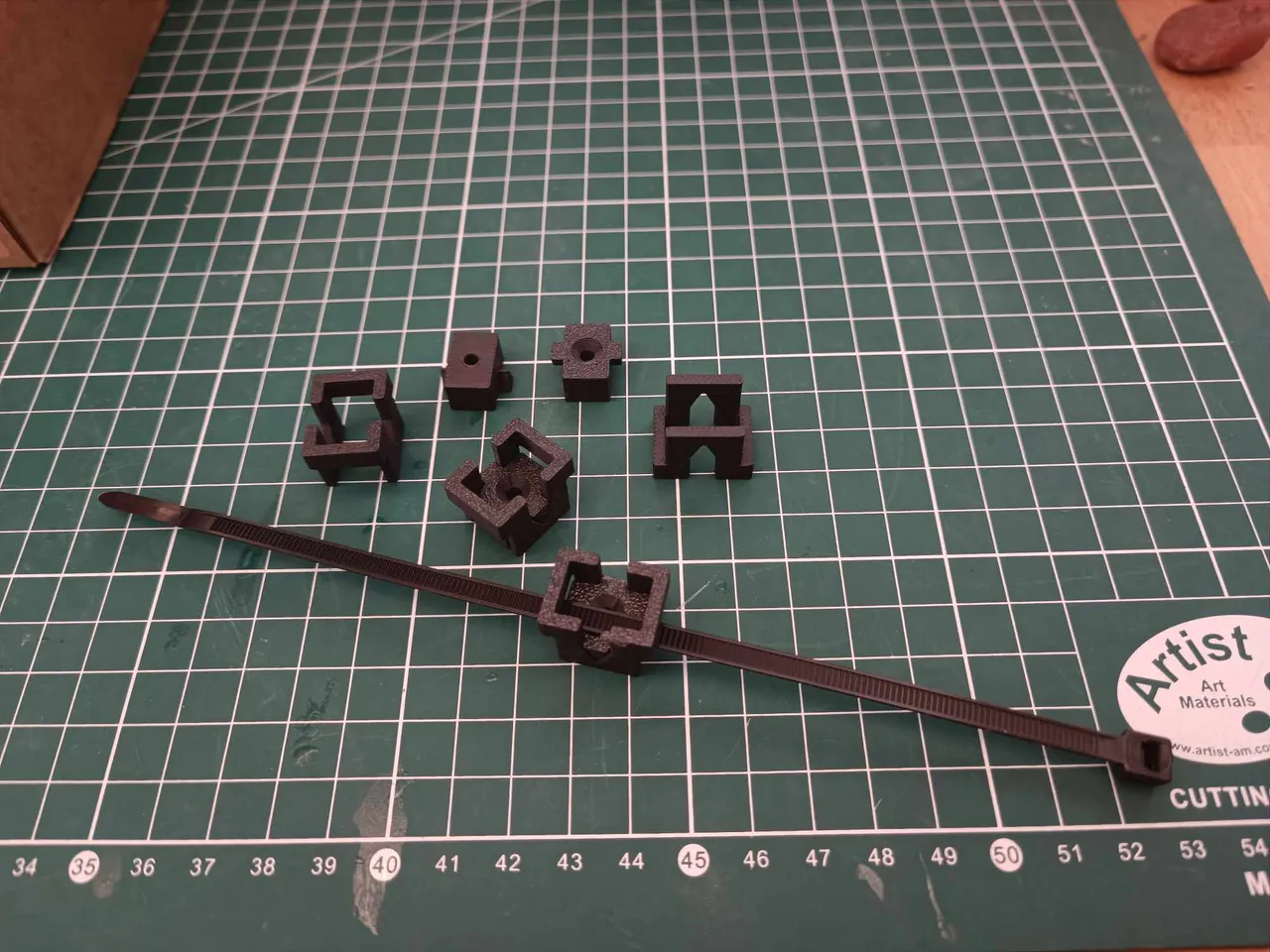 Cable tie / Serflex base screwable by Emmaka | Download free STL model ...