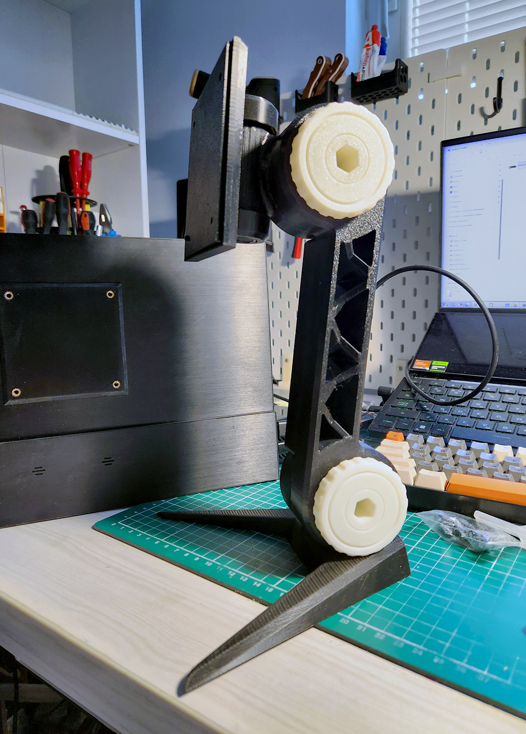 Portable monitor stand for multifunction arm mounting system por Andrey ...