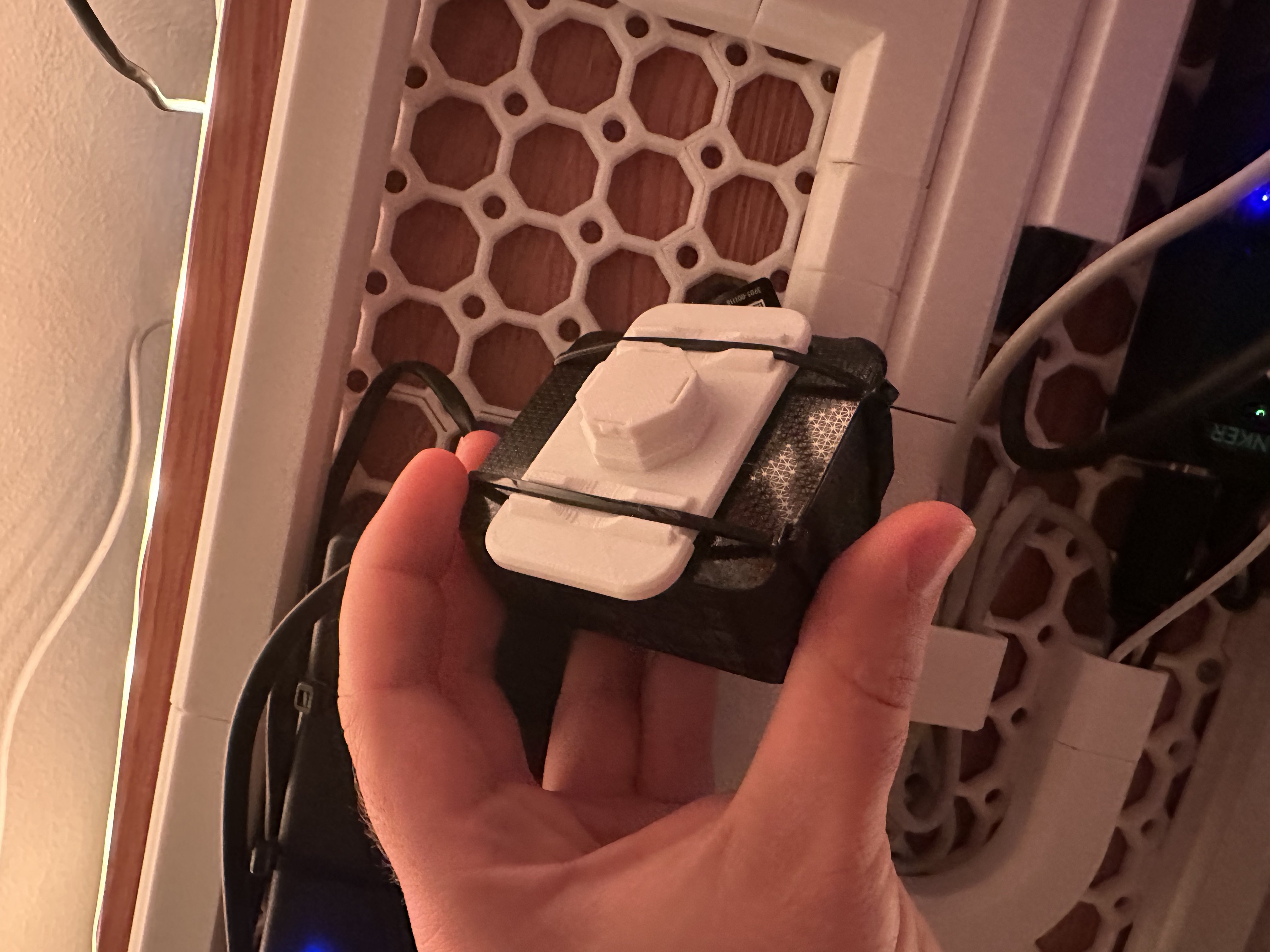 Cable tie - powerstrip holder for Multiboard ("Underware" cable ...