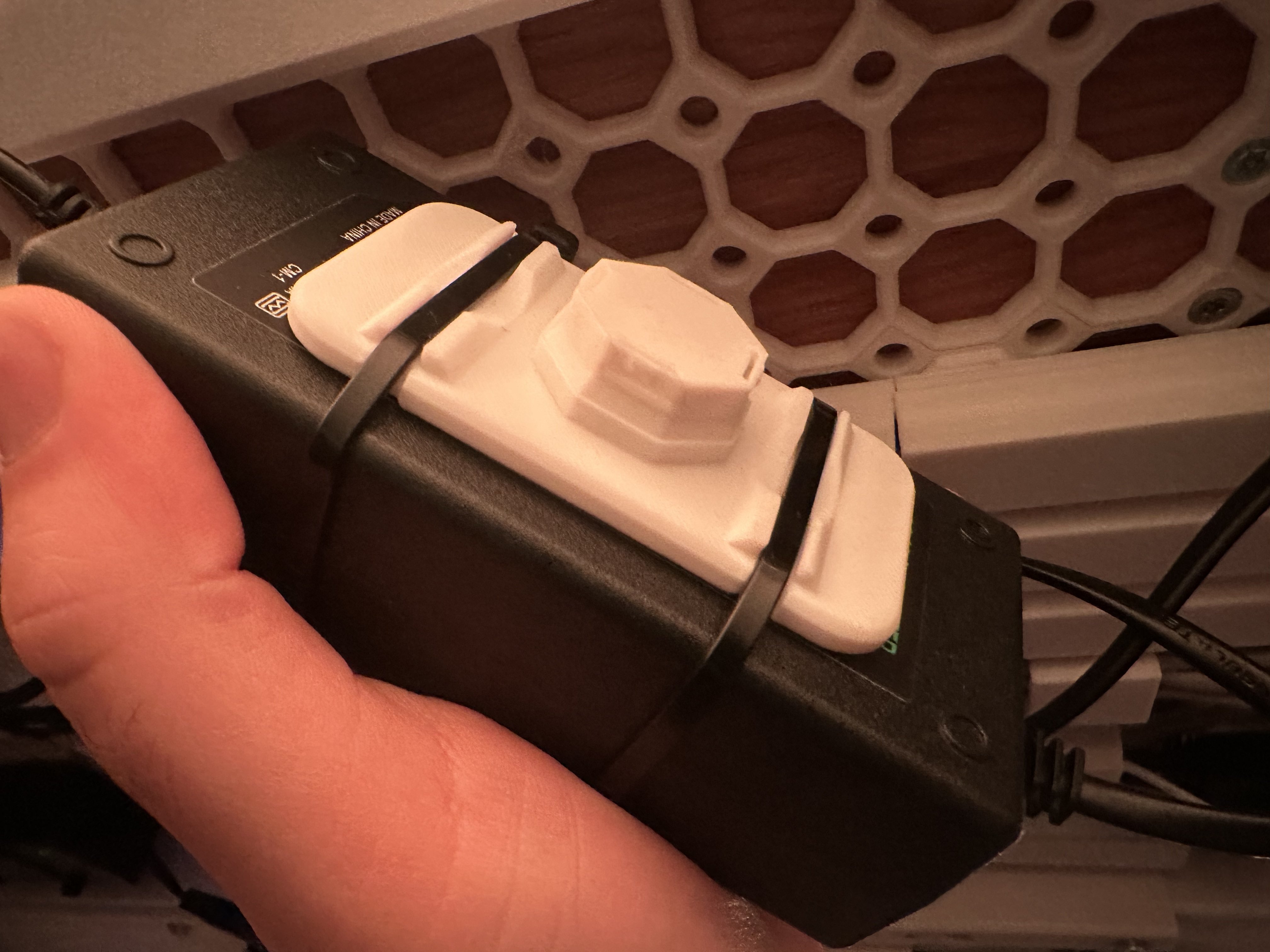Cable tie - powerstrip holder for Multiboard ("Underware" cable ...