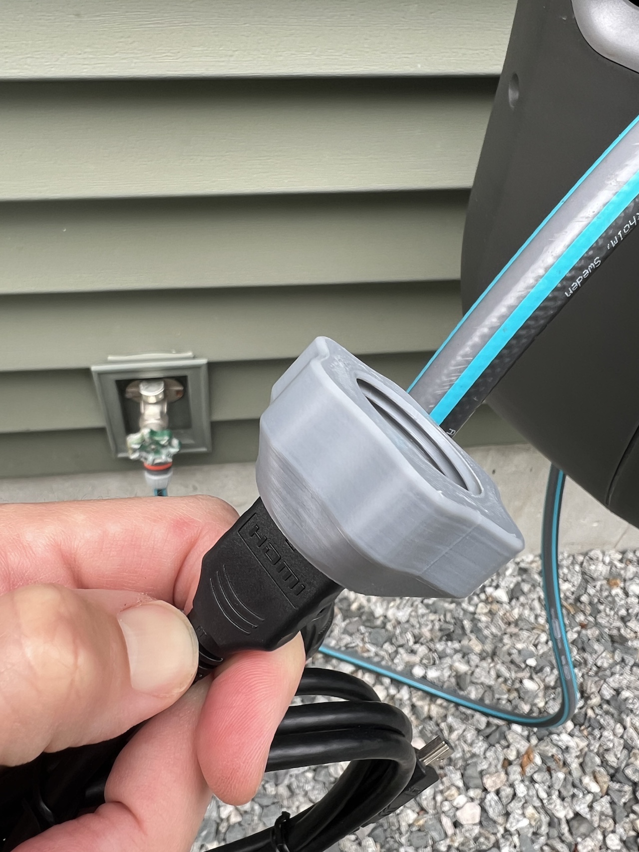 Cursed Connectors: H2O to HDMI Adapter par Adam L | Téléchargez ...
