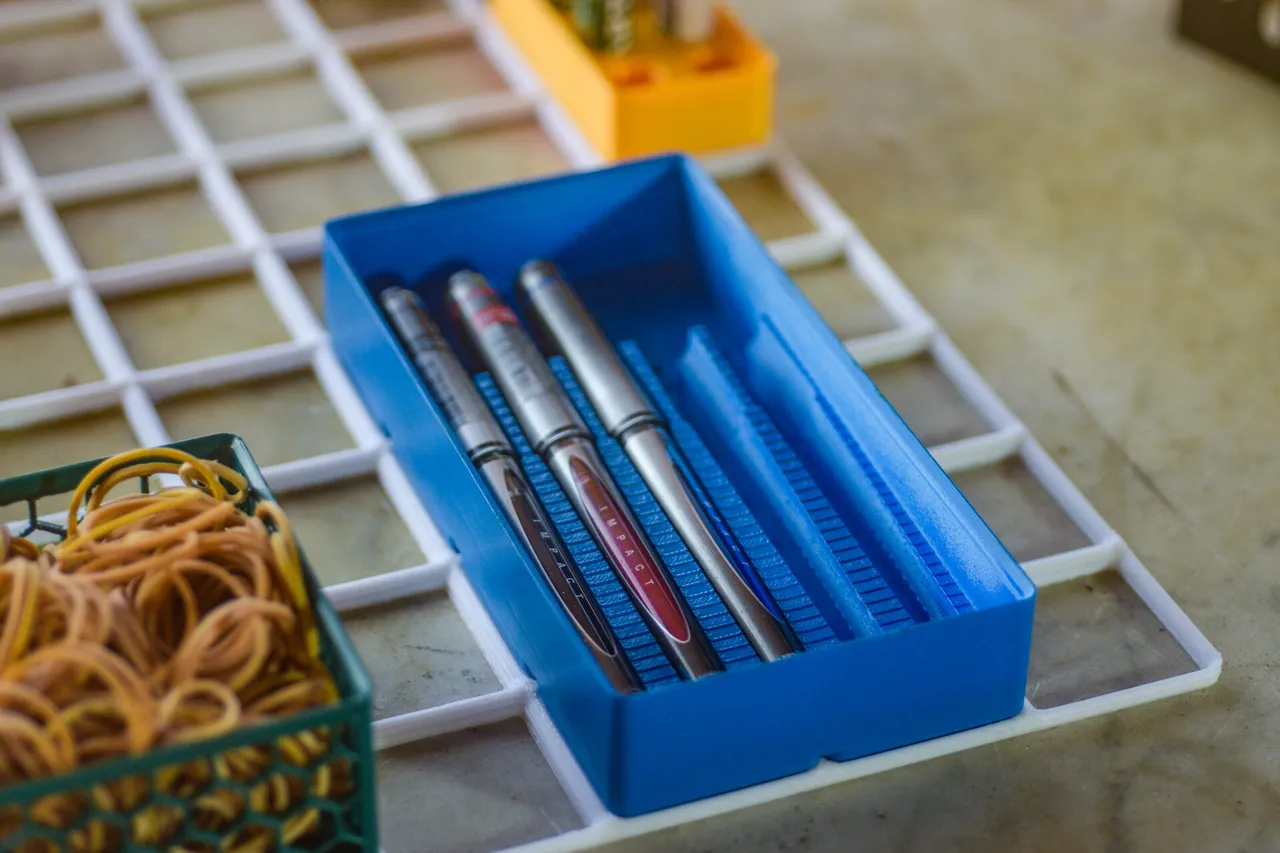 Gridfinity Uni-Ball pens 4x2 holder by LexFran | Download free STL model | Printables.com