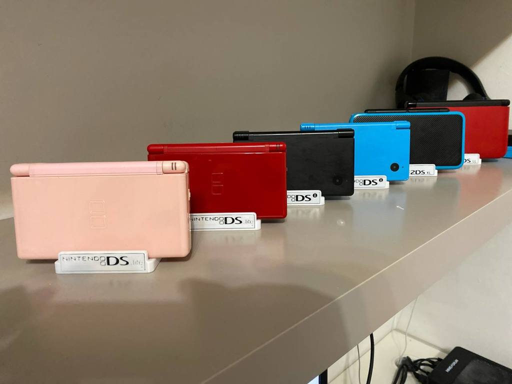 Nintendo DS Family Customizabile Stand (for DS/lite/DSi/3DS/2DS etc ...