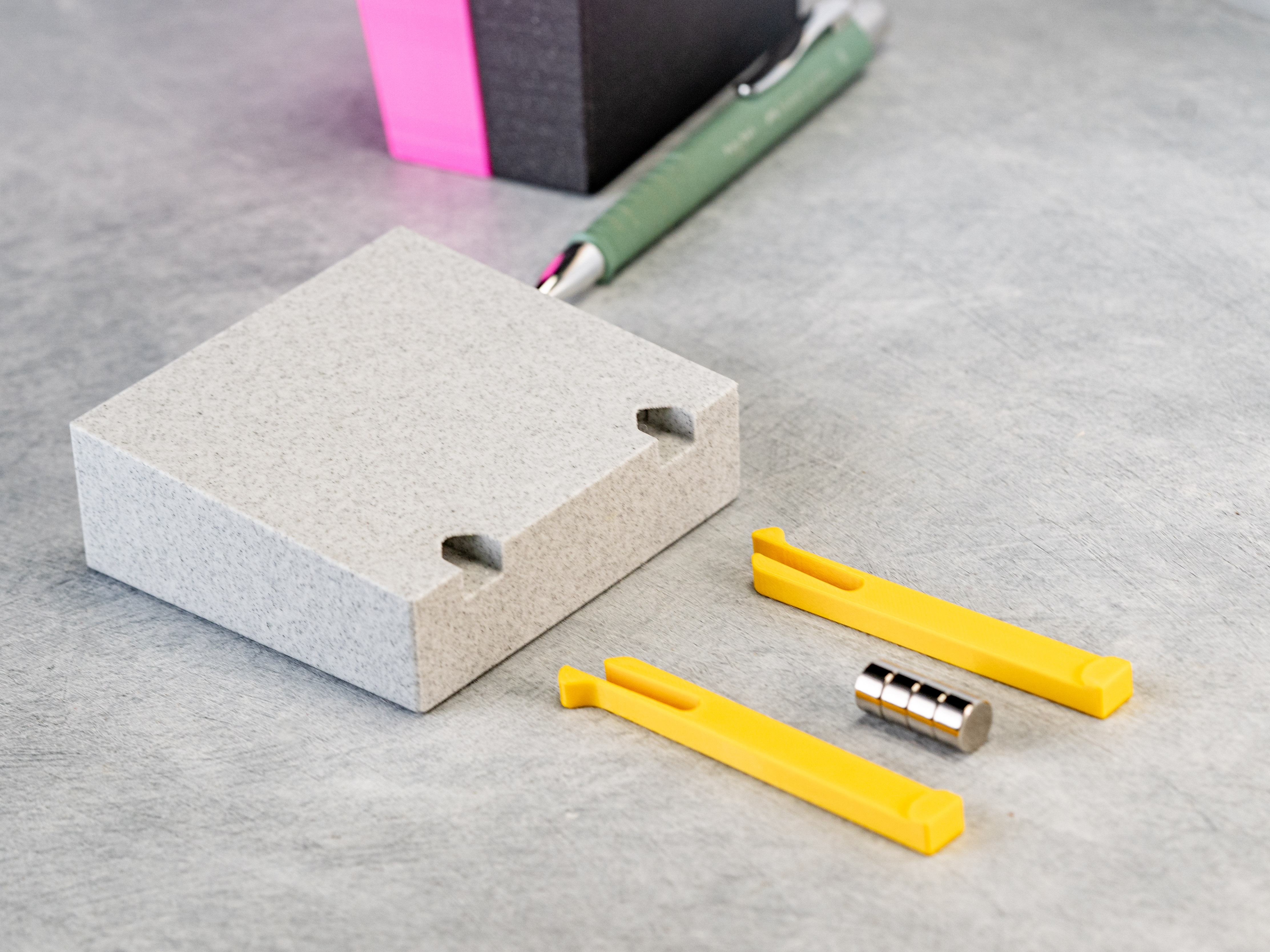 Magnote - Magnetic Paper Note holder with a twist par Meister Edel ...