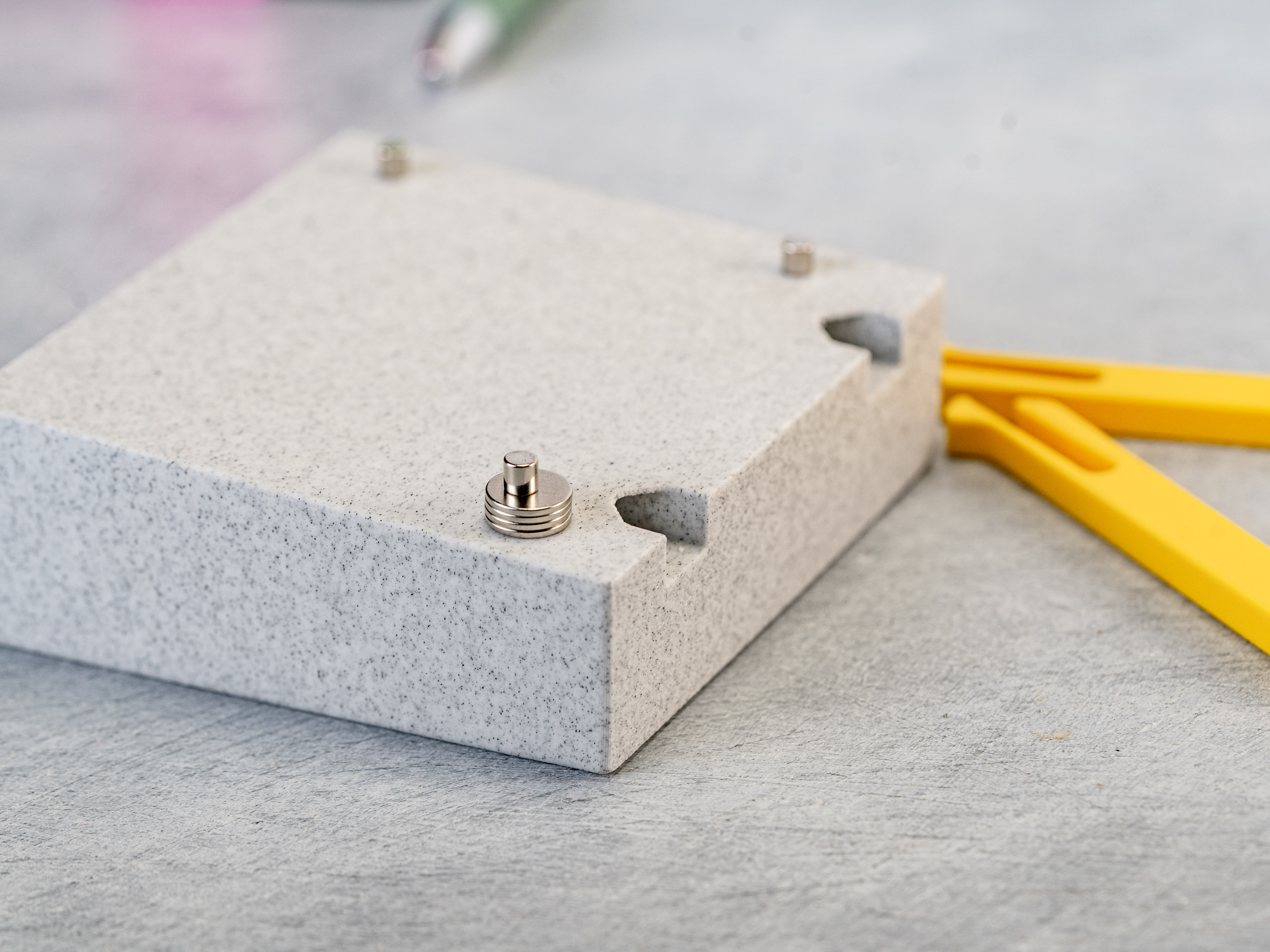 Magnote - Magnetic Paper Note holder with a twist par Meister Edel ...