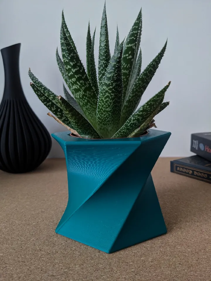 Simple Geometric Twisted Planter by Tycho Design | Download free STL model | Printables.com