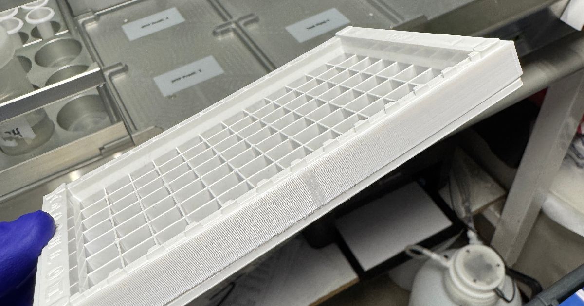 COSTAR MicroWell Plate to NUNC Plates adapter by nerdwa | Download free ...