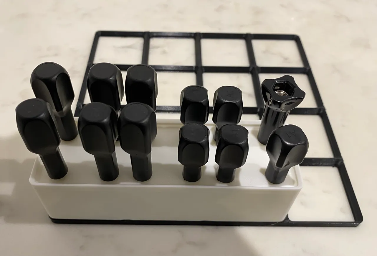 Gridfinity storage for GoPro/action camera mounting screws by Scorfprint | Download free STL ...