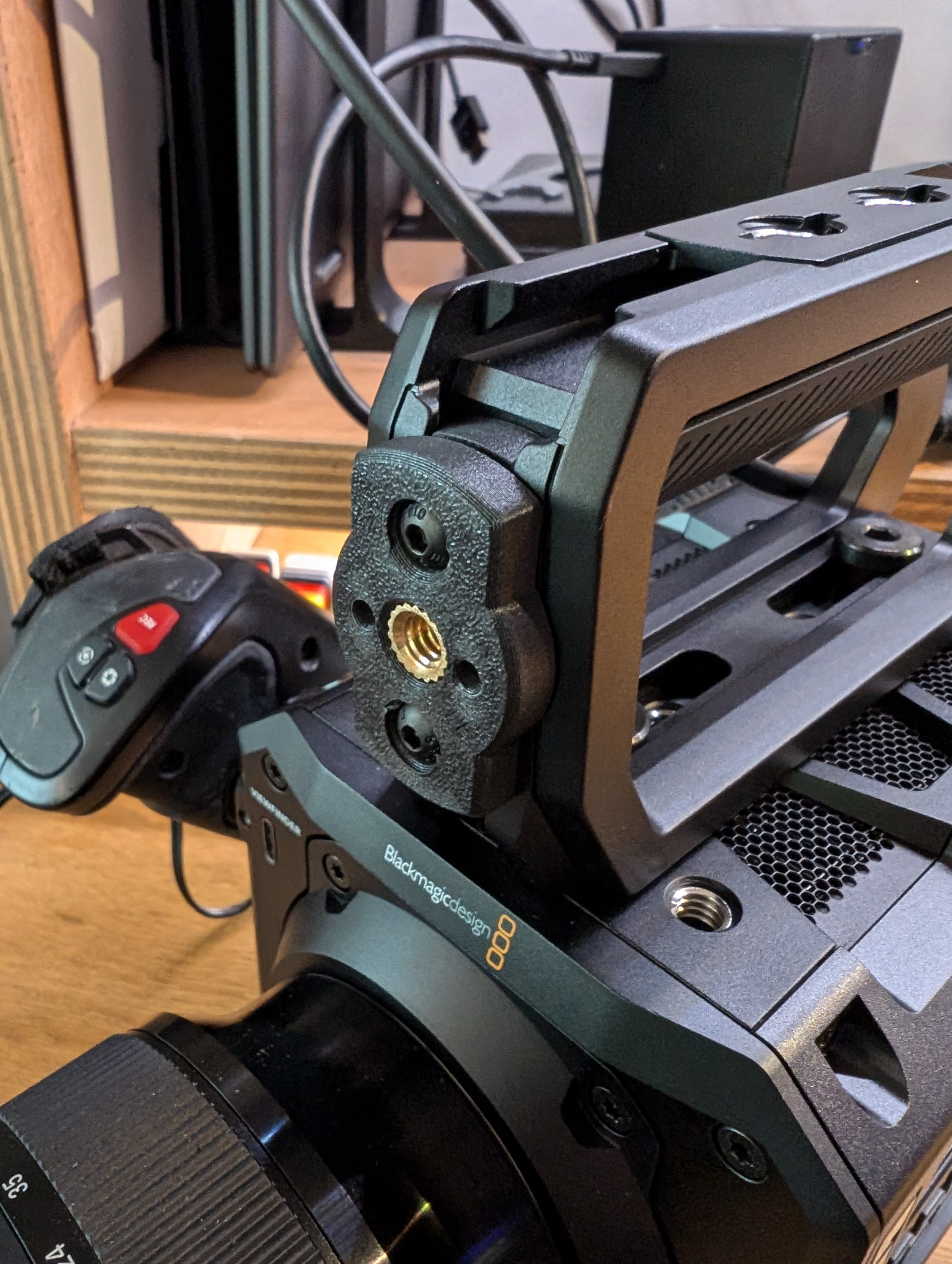 Blackmagic Design - Pyxis 6K Cine handle front dovetail 1/4 20 UNC ...