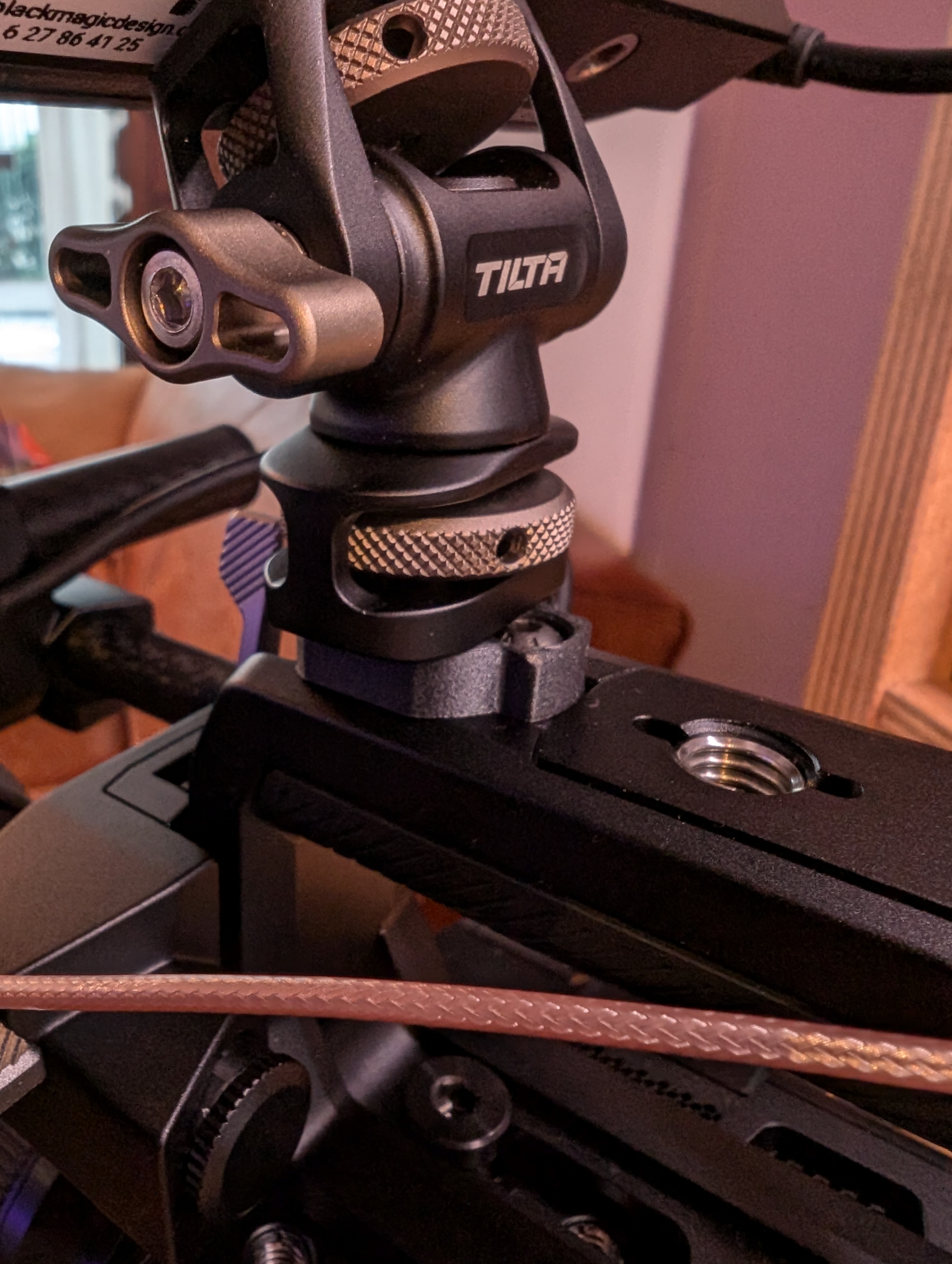 Blackmagic Design - Pyxis 6K Cine handle Top dovetail 1/4 20 UNC thread ...