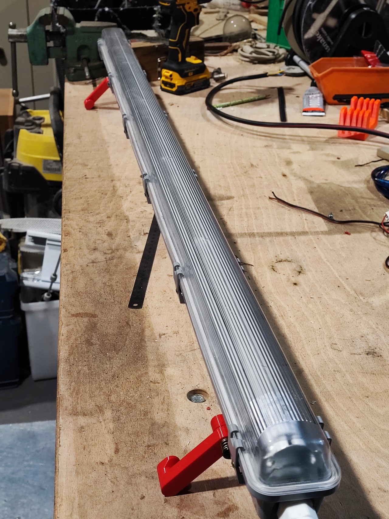 Adjustable Stand for Workshop LED Tubes by DZC | Download free STL ...