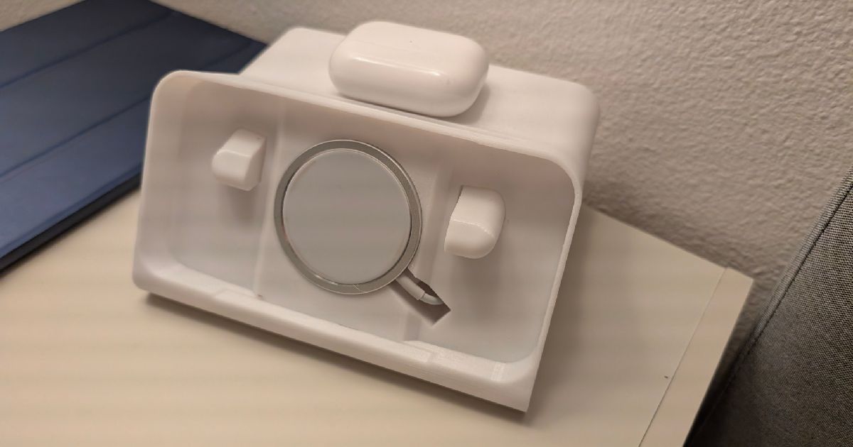 iPhone 12 With Slim Hardshell Case Standby Mode Dock (originally from ...