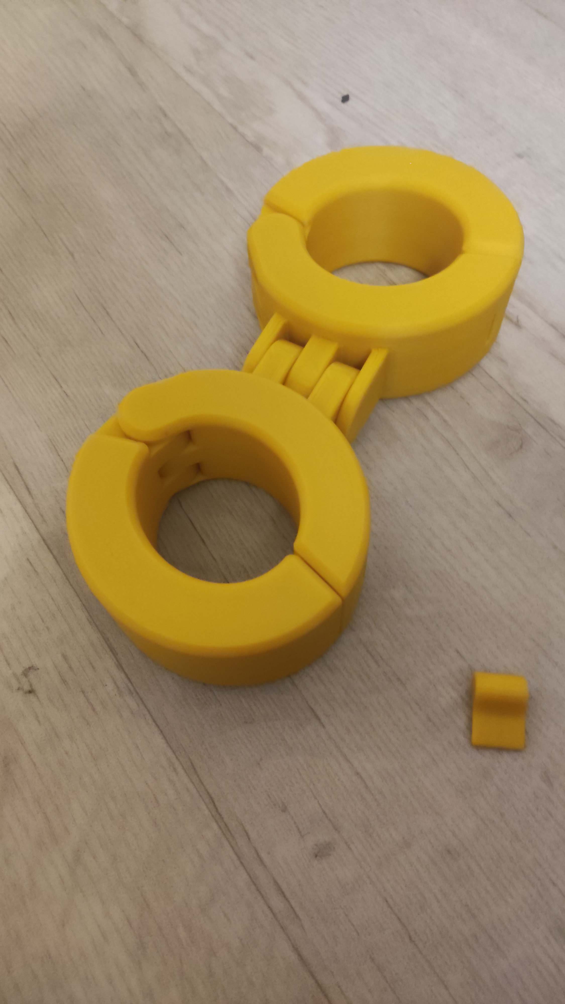 Hinged handcuffs, print in place. par 626abad71b | Téléchargez ...