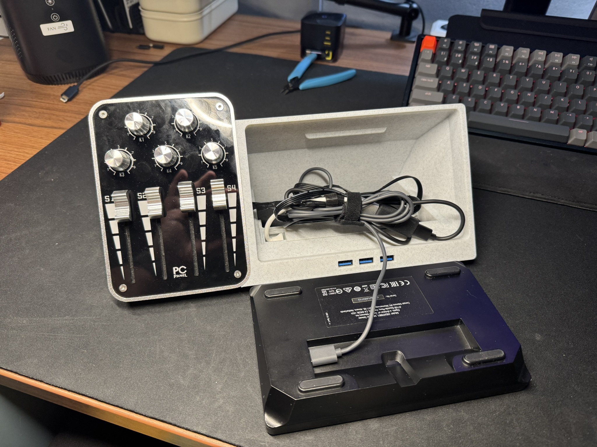 PC Panel Pro stand with integrated USB by BUFU | Download free STL ...