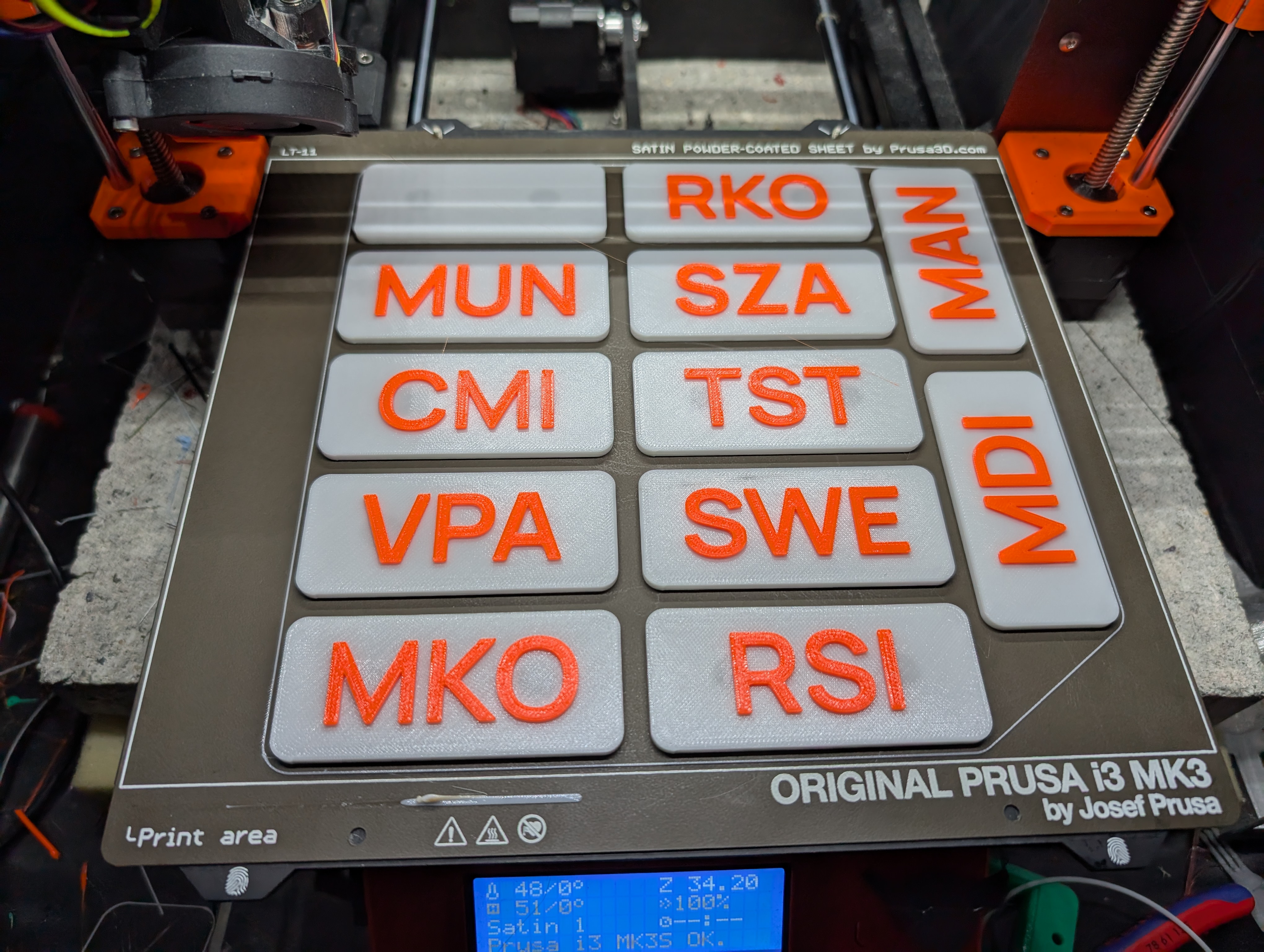 Magnetic Nametag / Acronym plate generator (openscad + bash script) von ...
