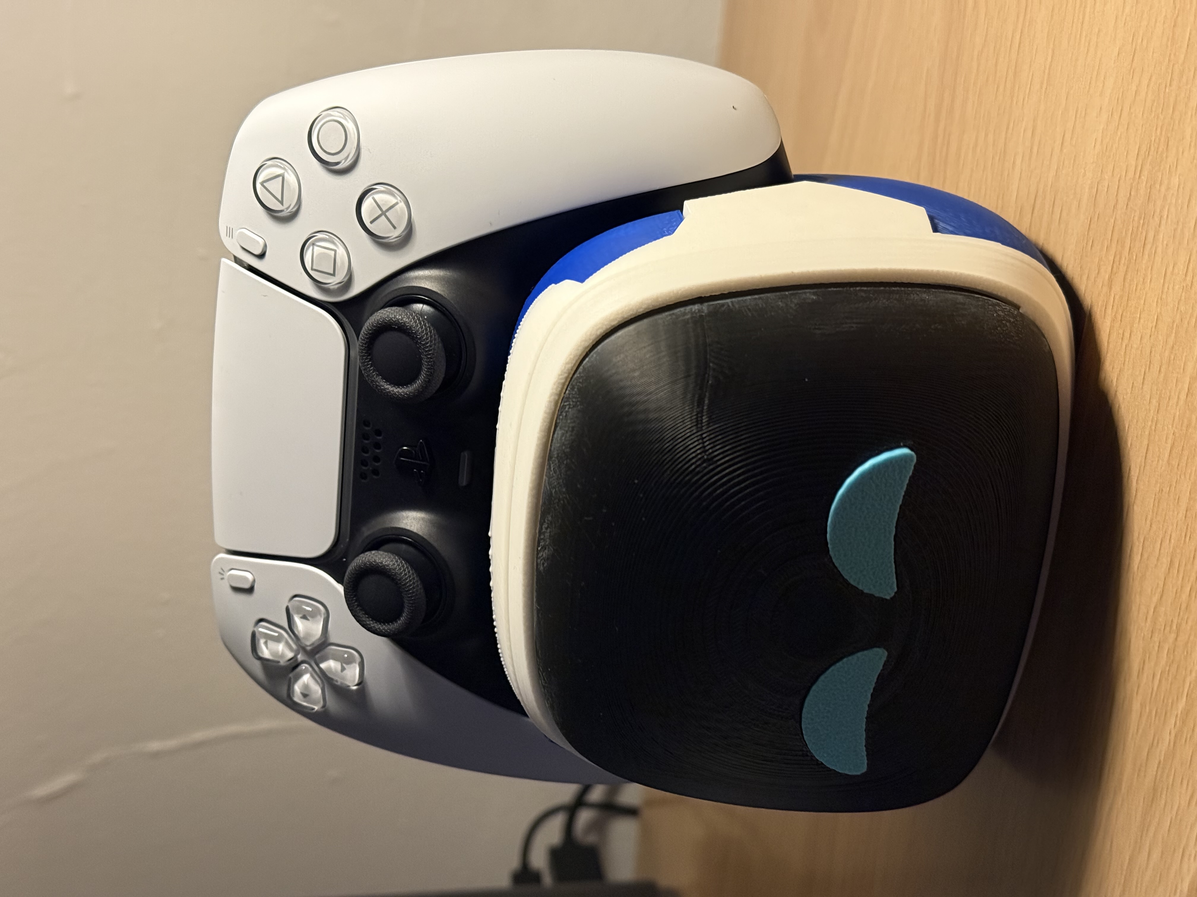 Astro Bot controller hold by Eric Hernandez | Download free STL model ...