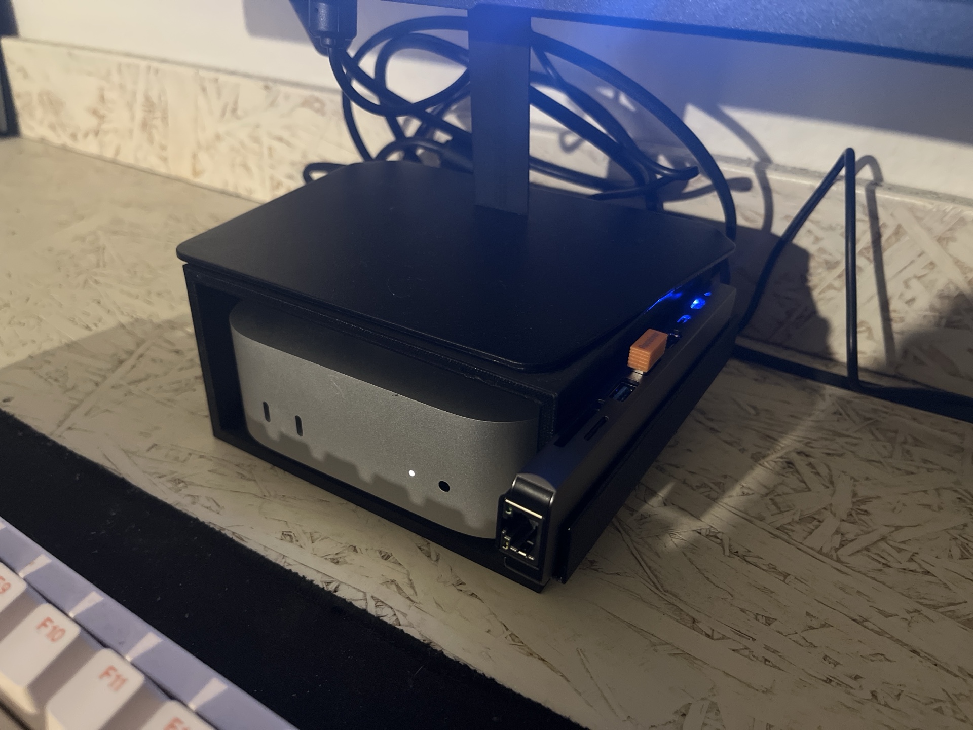 M4 Mac Mini Monitor Stand with external ssd and usb hub by Soleritu ...