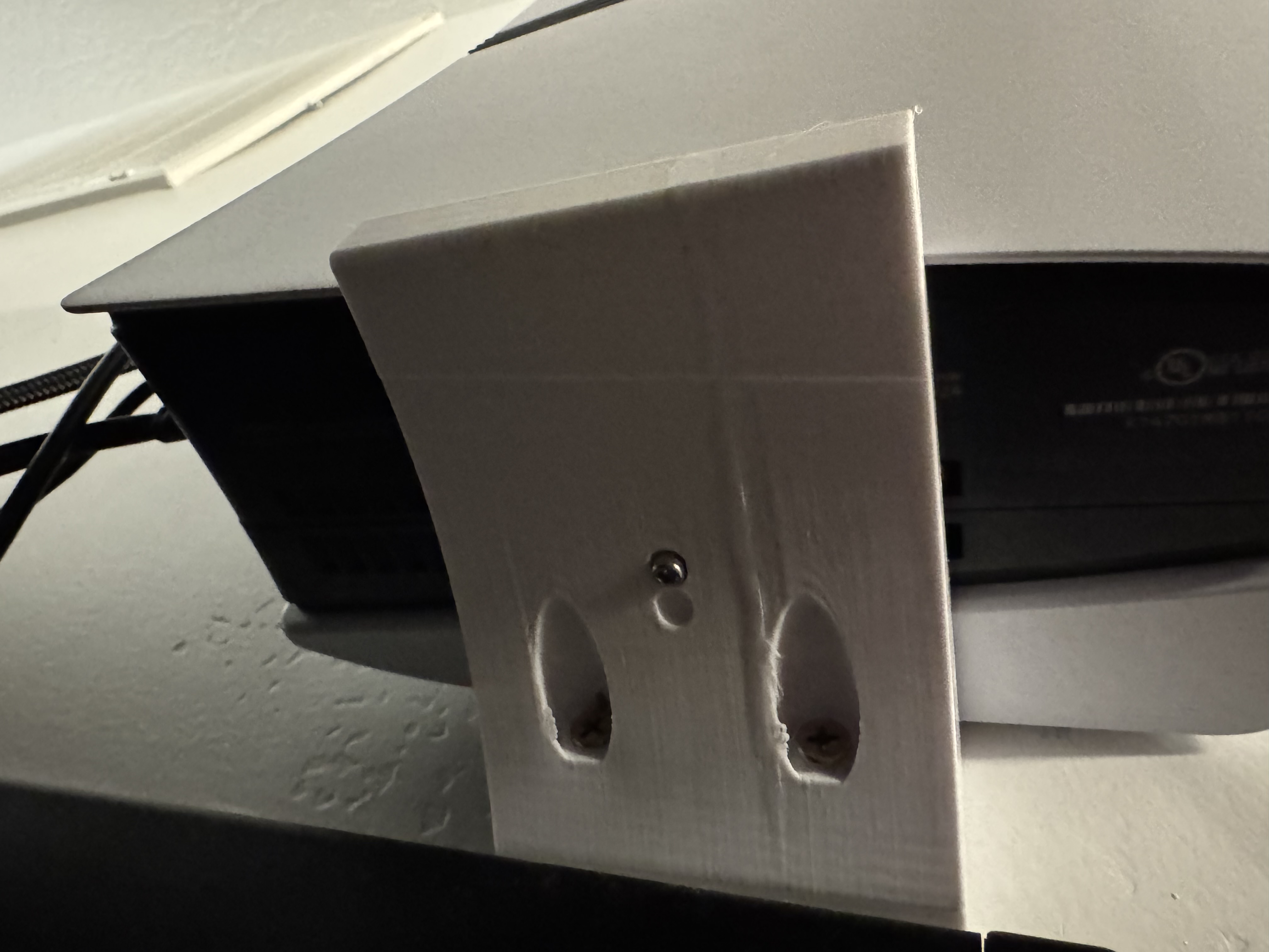 PS5 Pro Disc Wall Mount por yamsooie | Descargar modelo STL gratuito ...
