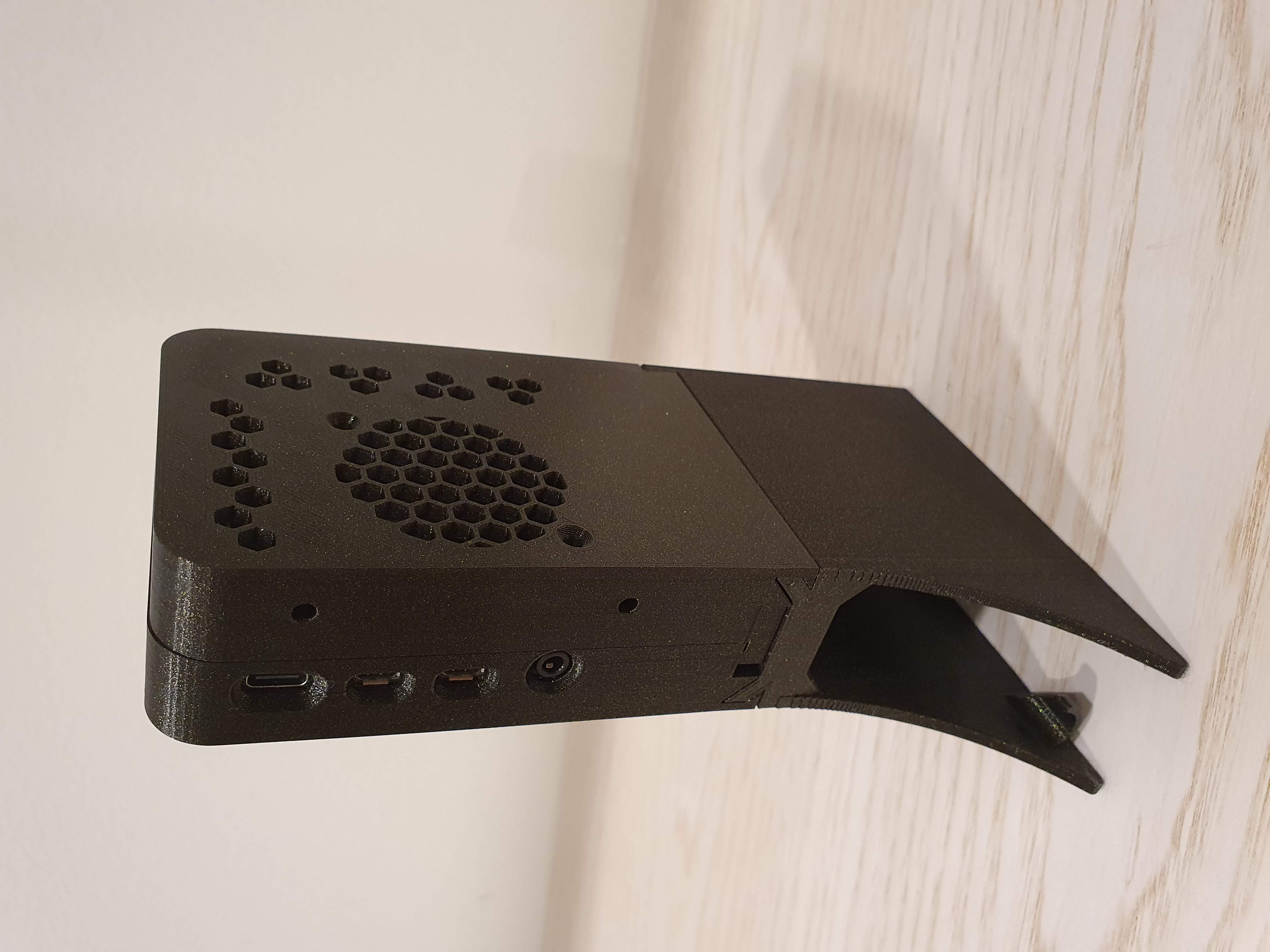 RPi4 tower case (hide ALL cables) + optional SSD plug by Yourigh ...