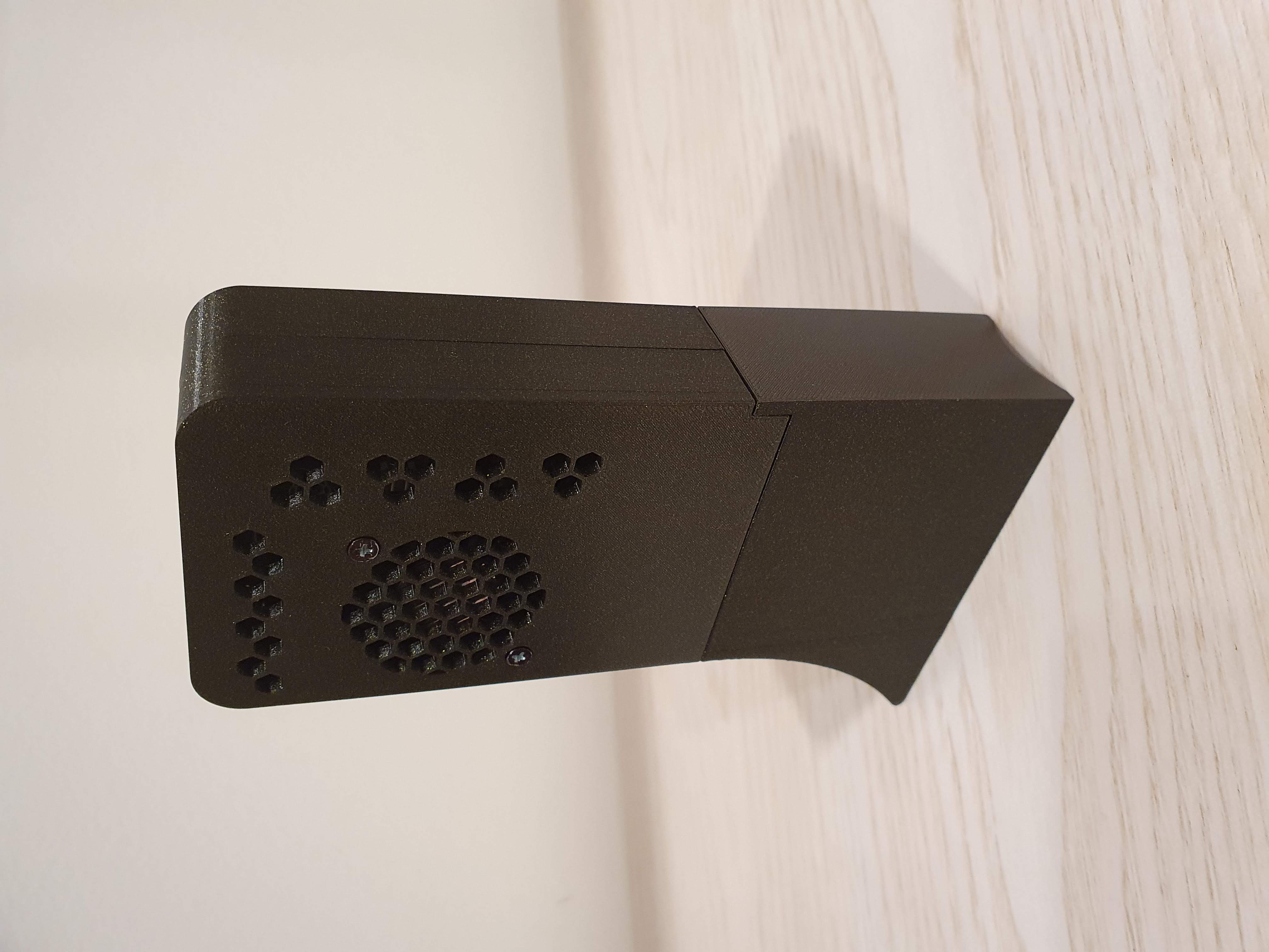 RPi4 tower case (hide ALL cables) + optional SSD plug by Yourigh ...