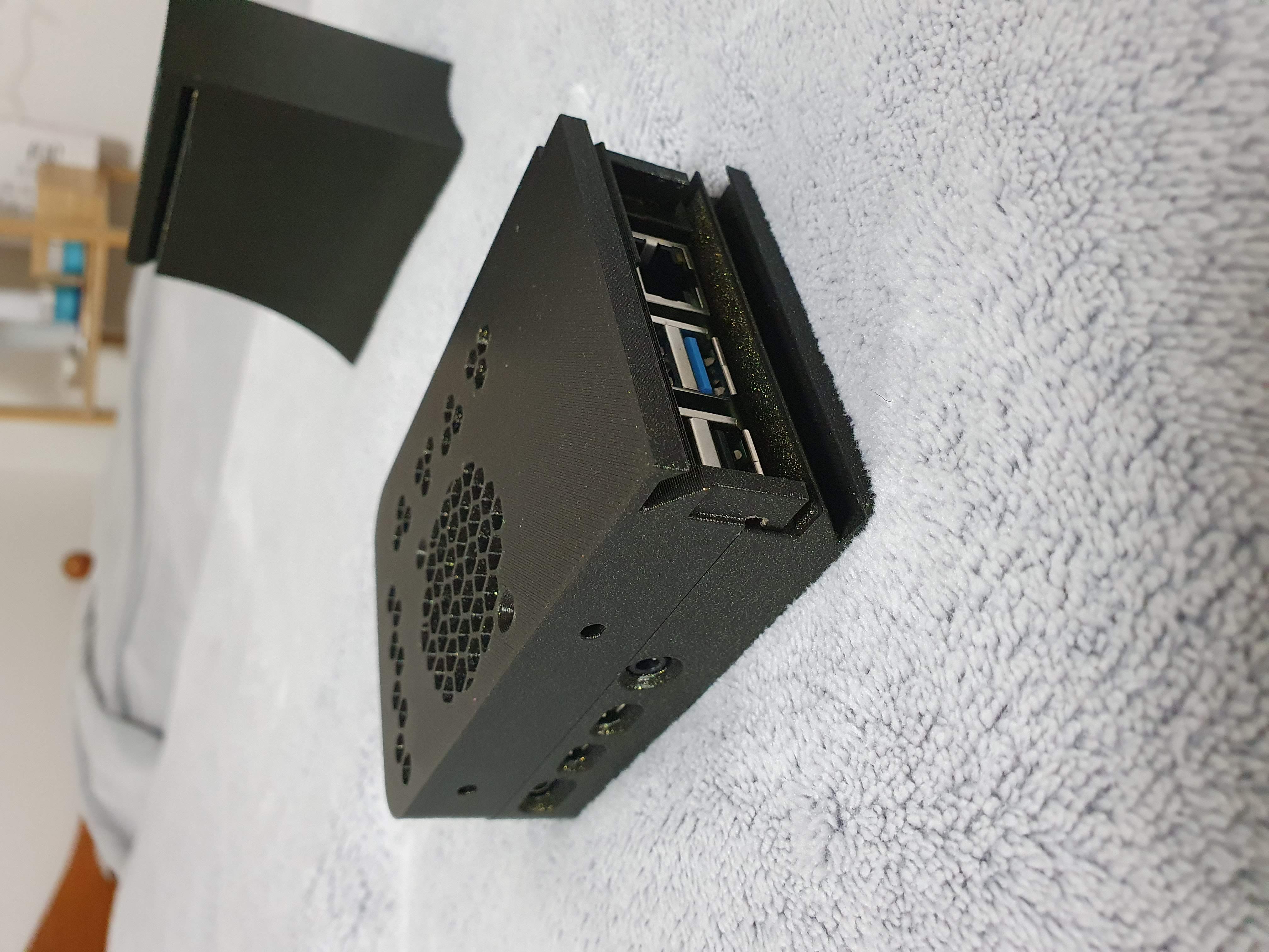 RPi4 tower case (hide ALL cables) + optional SSD plug by Yourigh ...