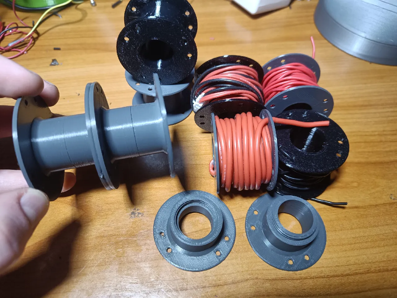 Mini cable spools and stackable spools for loose wires to prevent a ...