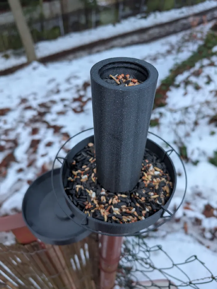 Bird feeder with buffer by RaQic | Download free STL model | Printables.com