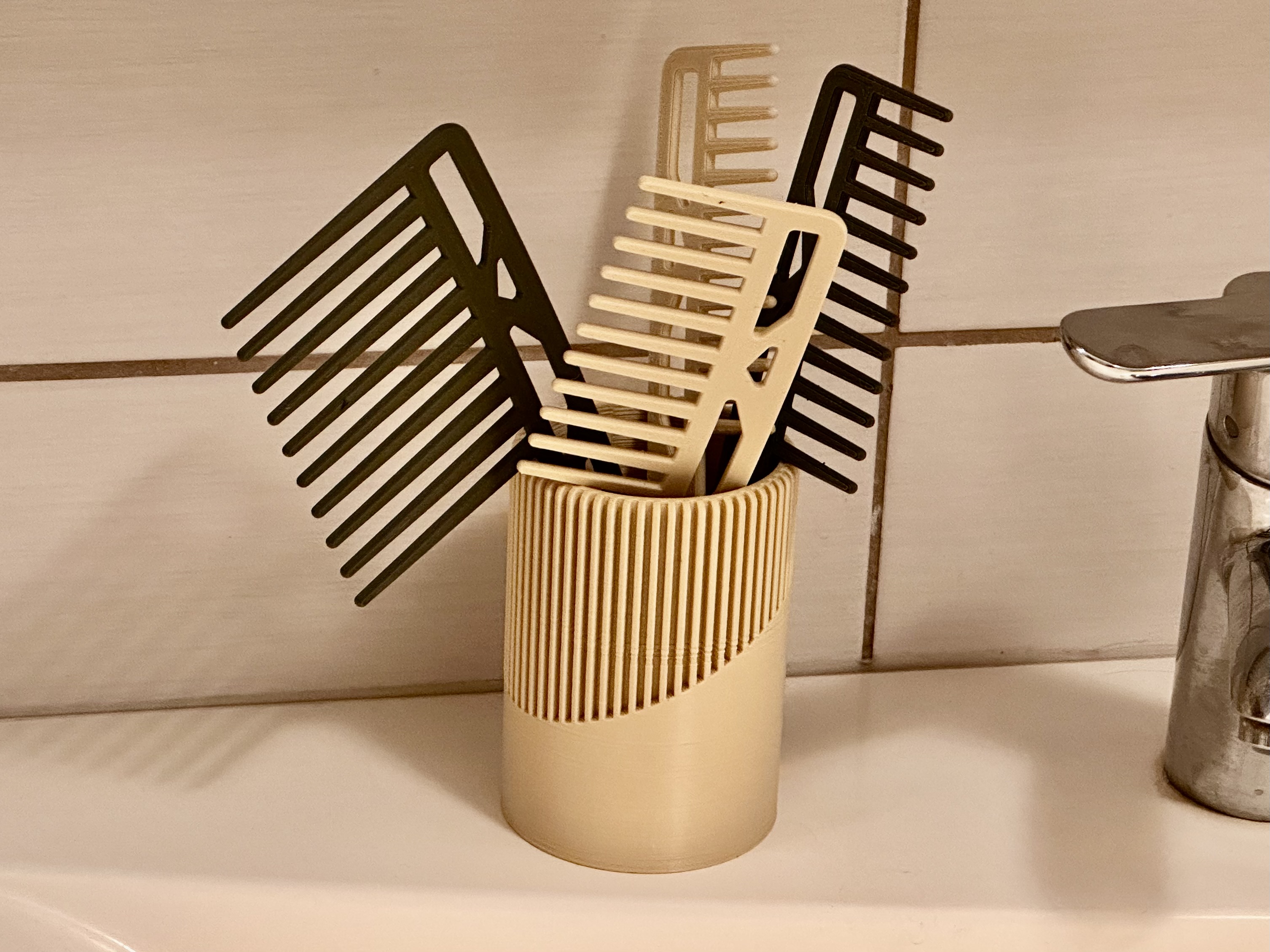 Comb Set + Combtainer by SimplisticShapes | Download free STL model ...