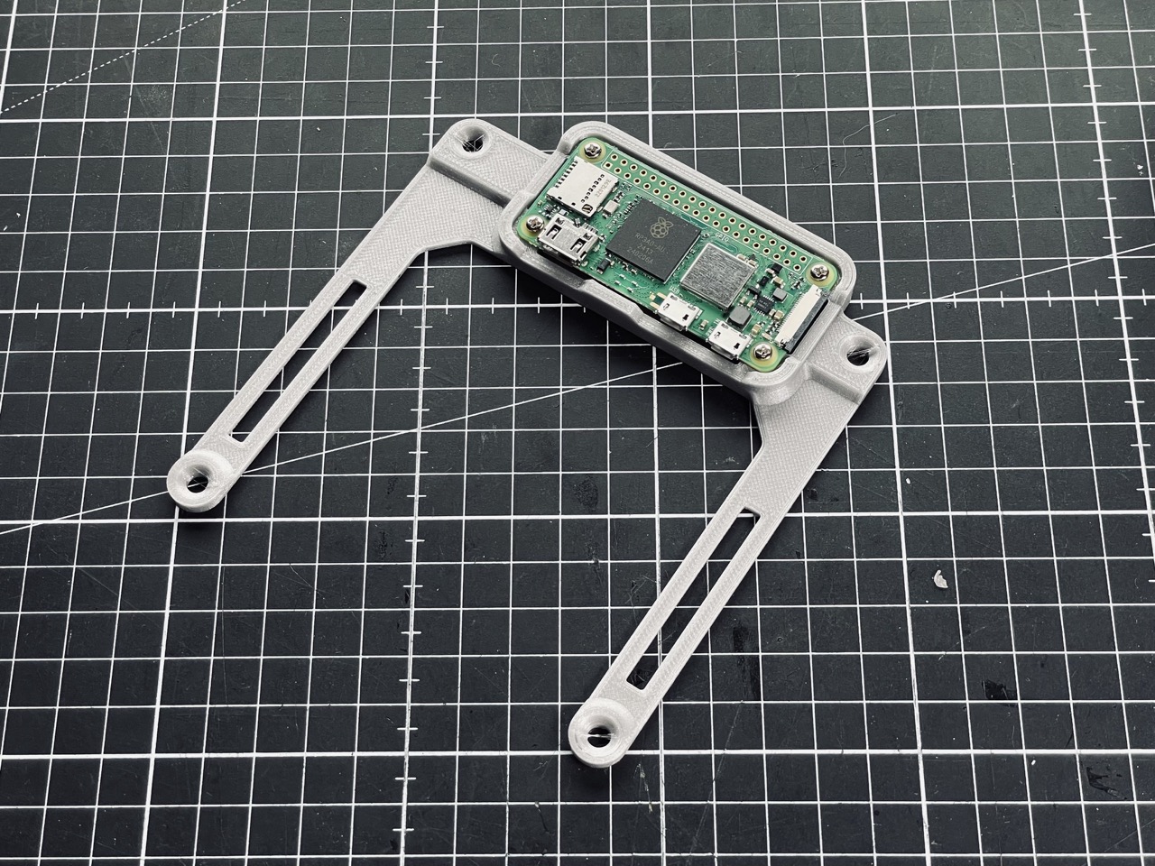 Raspberry Pi Zero Monitor Stand par Rakoon Design | Téléchargez ...