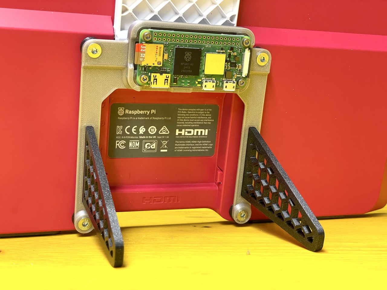 Raspberry Pi Zero Monitor Stand par Rakoon Design | Téléchargez ...