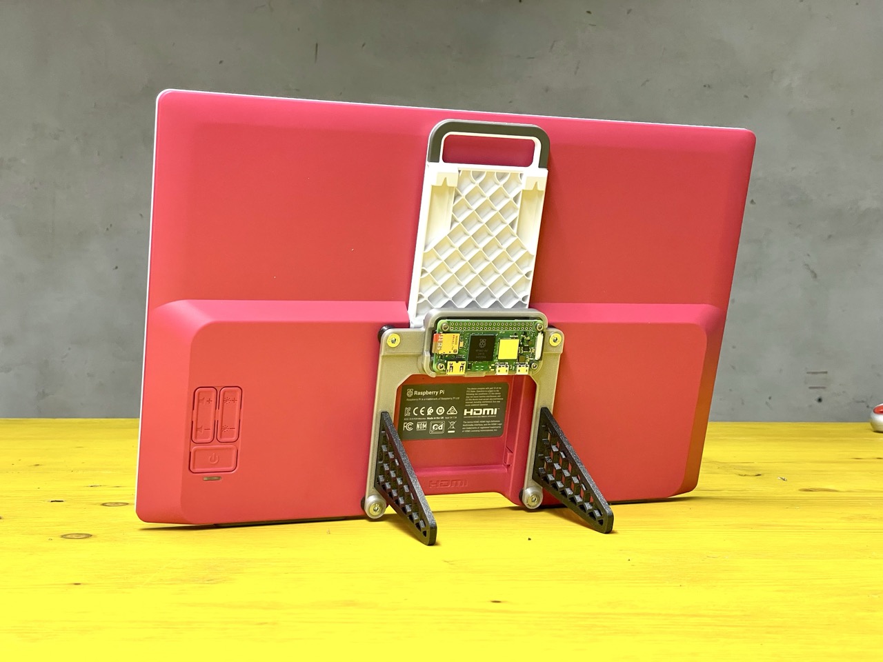 Raspberry Pi Zero Monitor Stand par Rakoon Design | Téléchargez ...