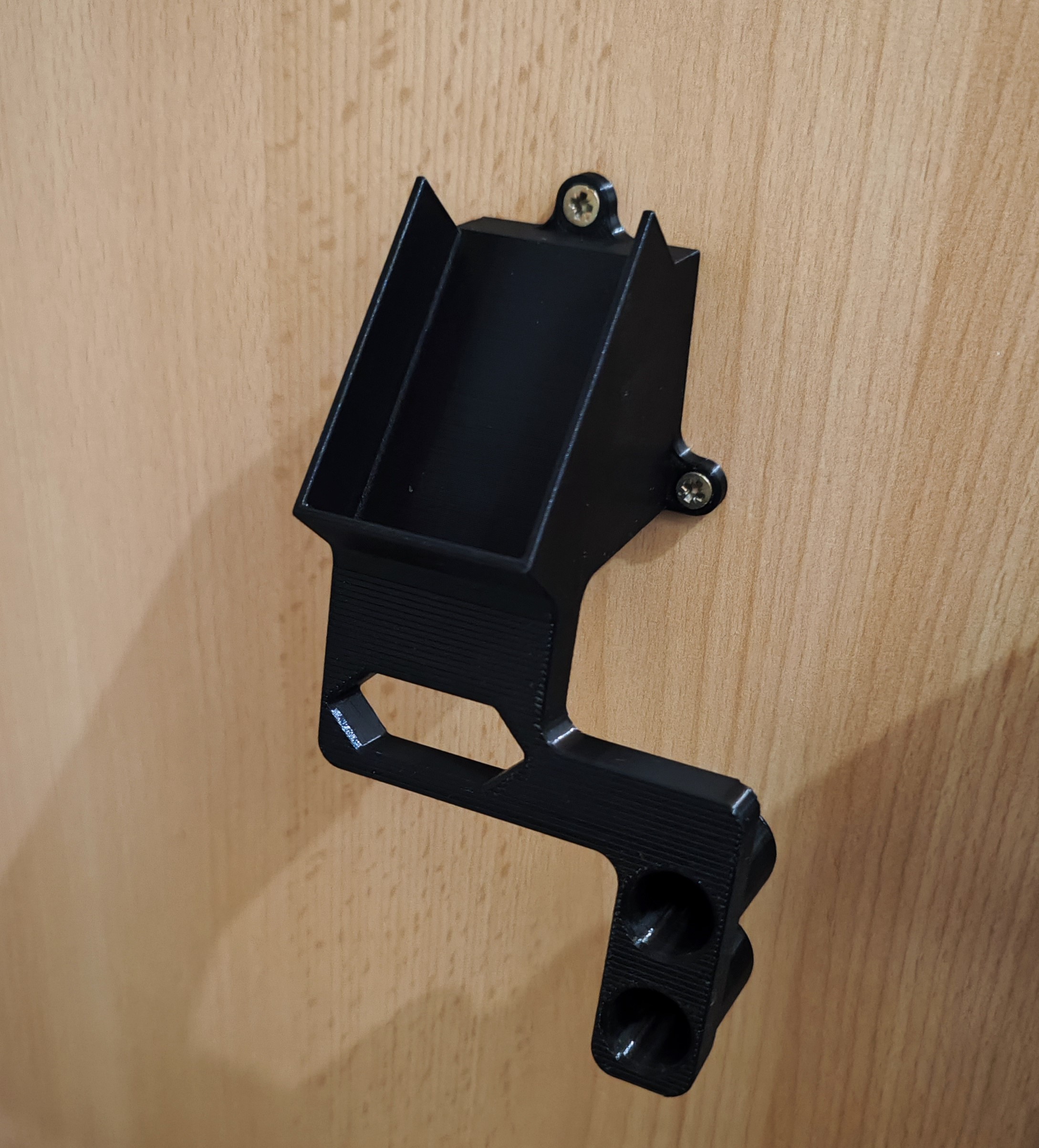 Wall mount for Xbox360 controller and Varta battery charger+batteries ...