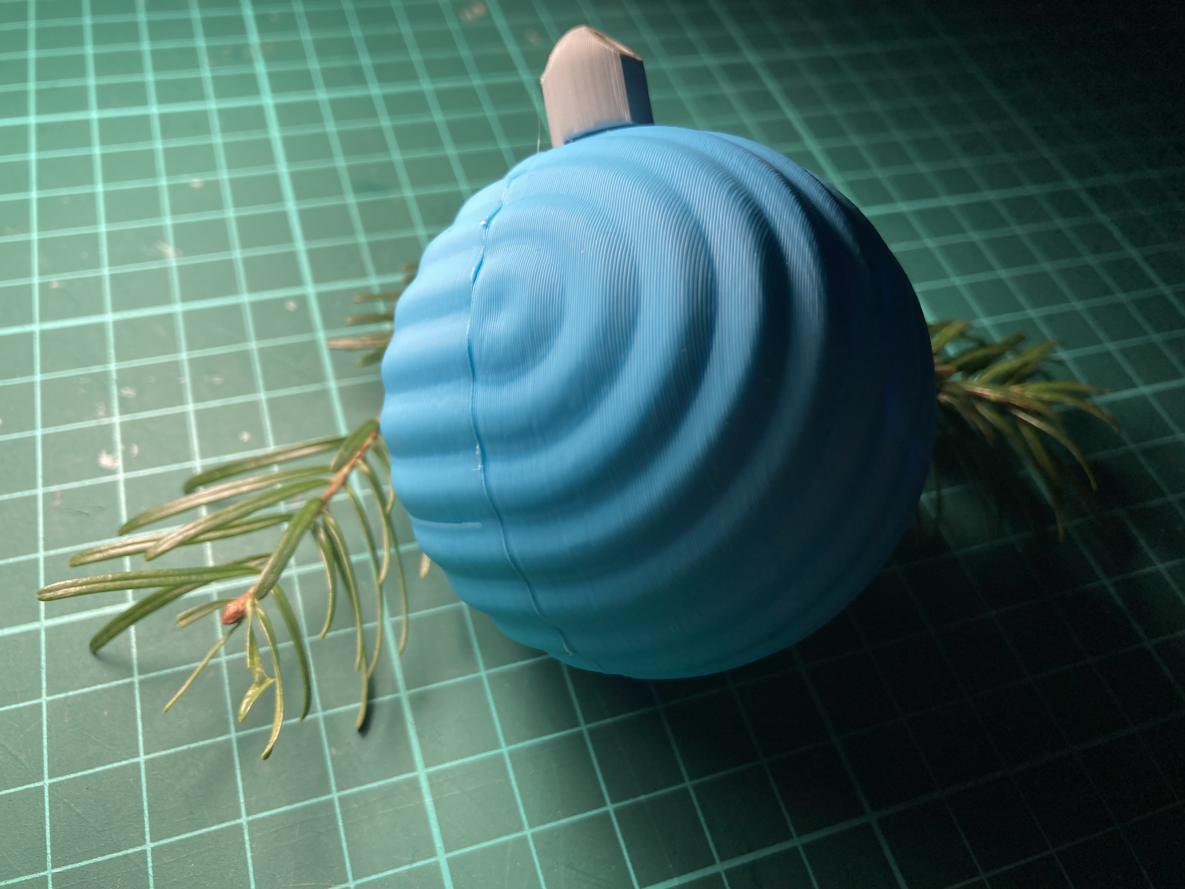 A Christmas decoration-safe box / untraditional gift box by Robin Josef ...