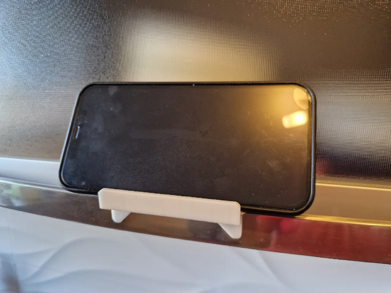 Phone holder for kitchen door handle by Jim | Download free STL model ...