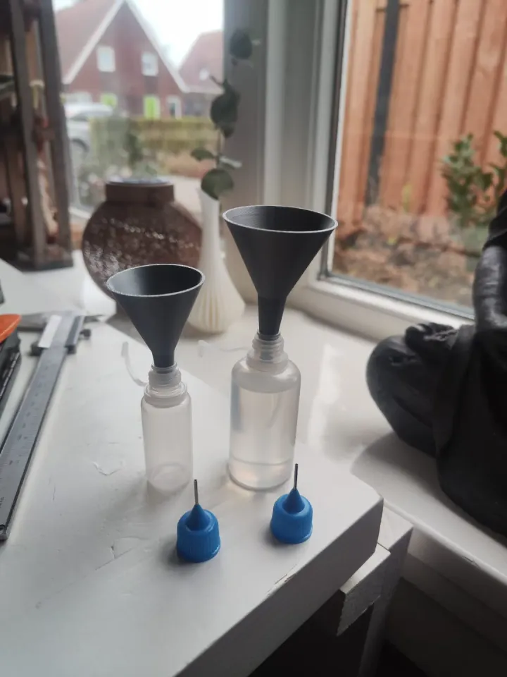Mini Funnels to fill up lubrication containers by SJV.3D | Download ...