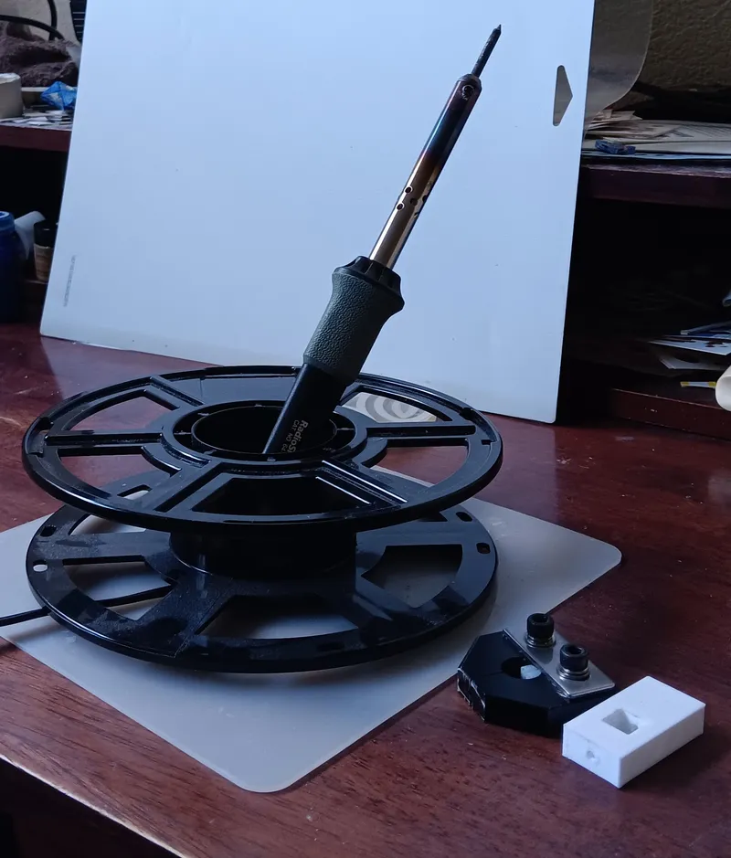 Simple filament welding jig for use with soldering iron por Paul ...