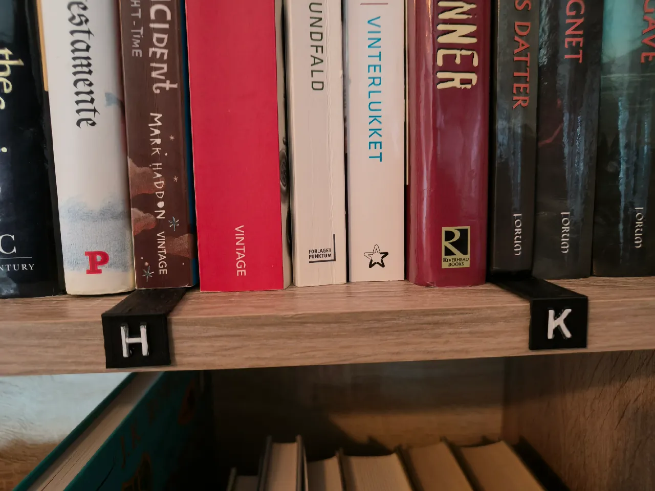 Bookshelf Letter Markers by Kasper Ragnar Fjelrad | Download free STL ...