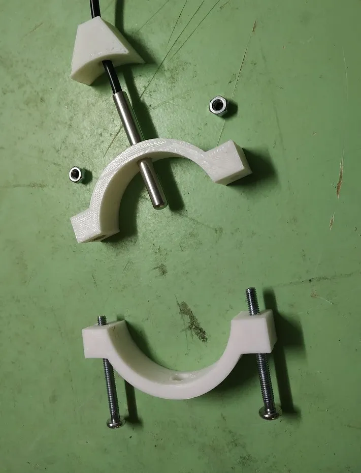 DS18B20 50MM pipe clamp by Spidergear | Download free STL model ...