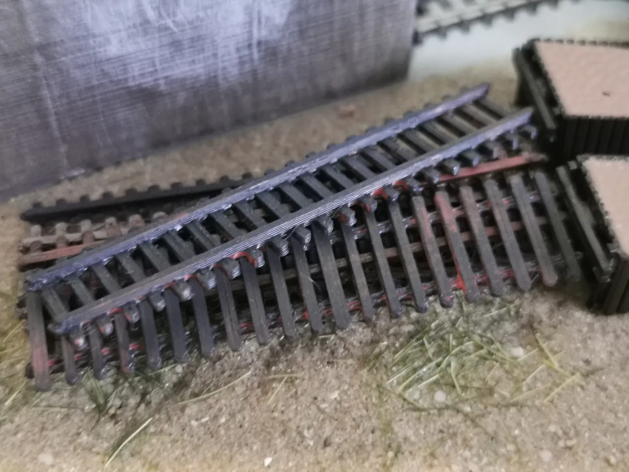 Z scale oil barrels, wooden crates, wooden wire spools, spare tracks (6 ...