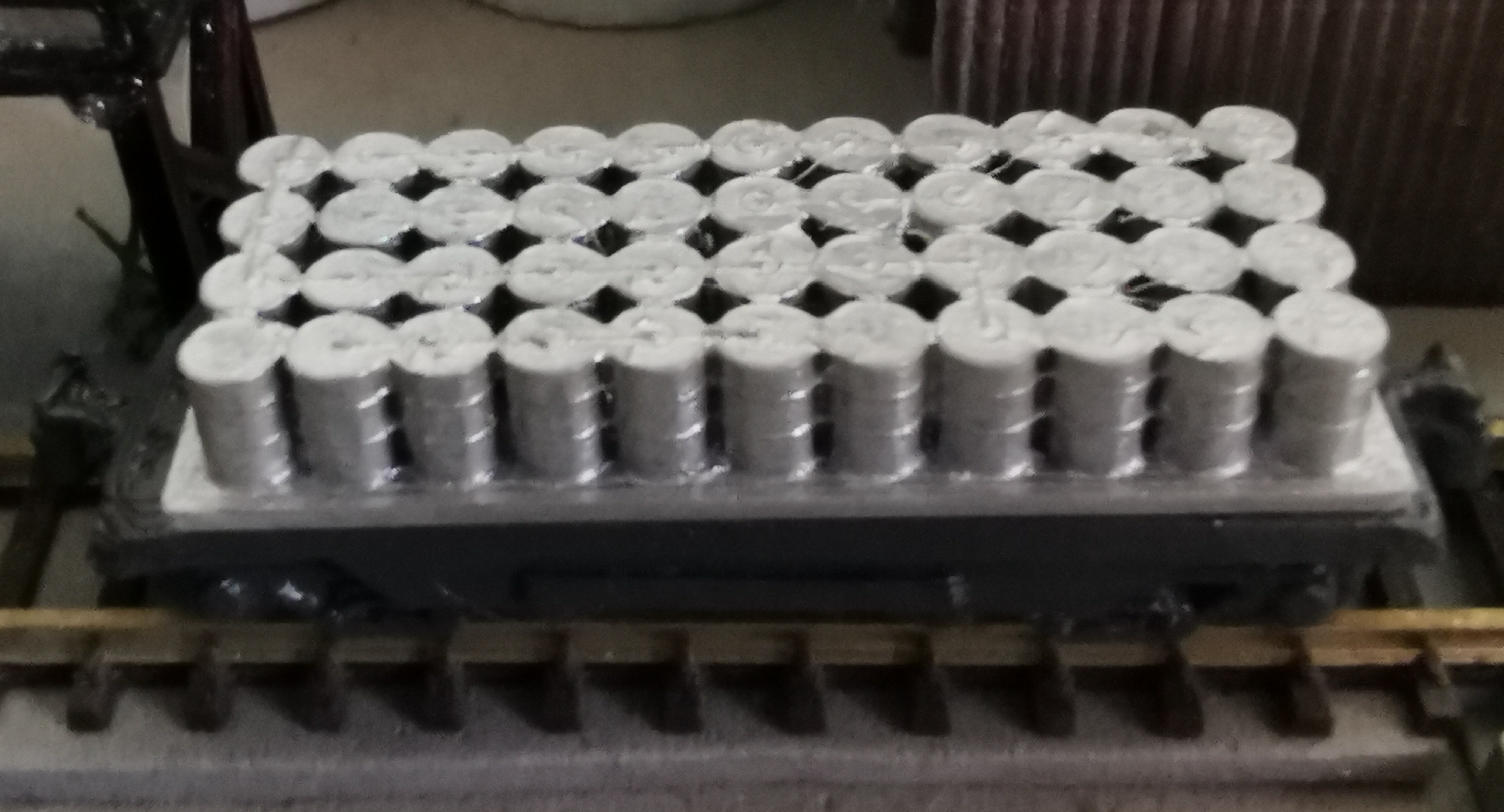 Z scale oil barrels, wooden crates, wooden wire spools, spare tracks (6 ...