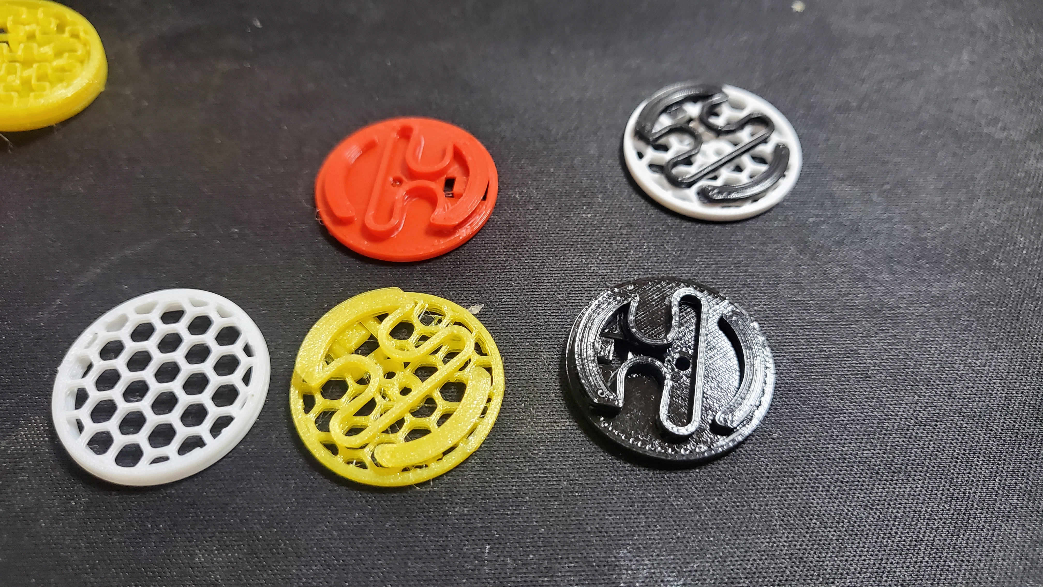 Button with interchangeable face by OkatapbangLab | Download free STL ...