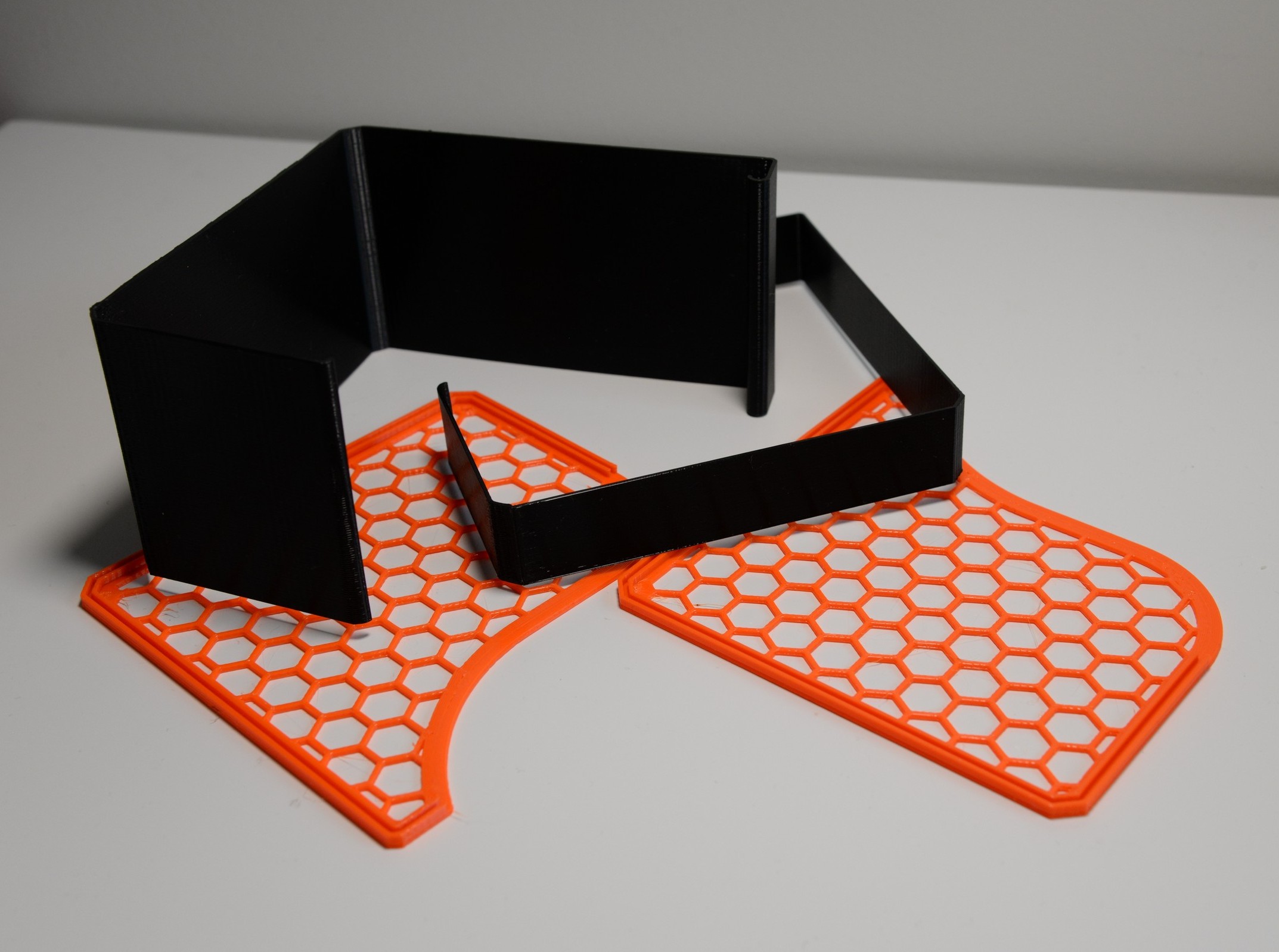 Variable width storage box system. Système de boîte de rangement à ...