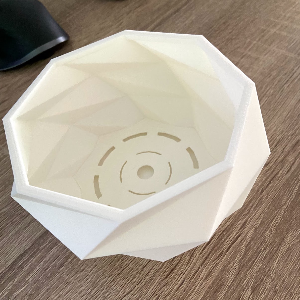 Wide Low Poly Planter with water chamber by rembomy | Download free STL ...