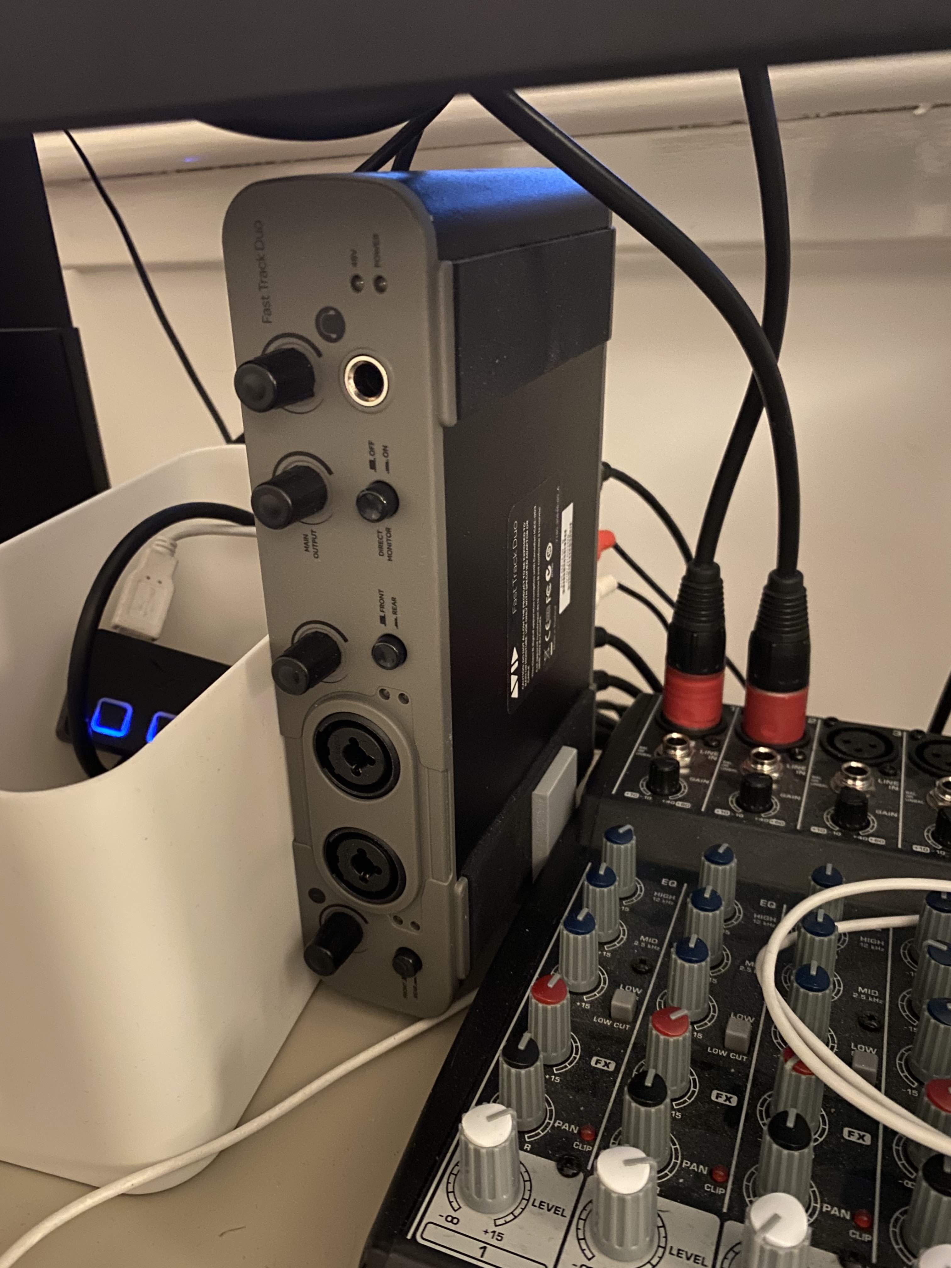 Avid Fast Track Duo vertical stand od autora teseo | Stáhněte si zdarma ...