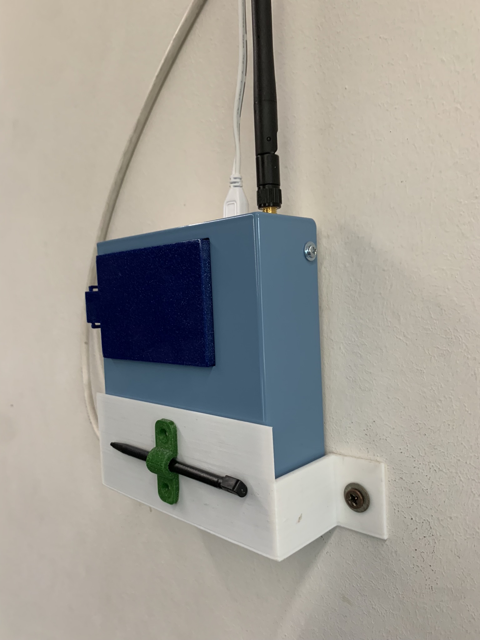 Flight feeder wall mount and screen by Sempervis | Download free STL ...