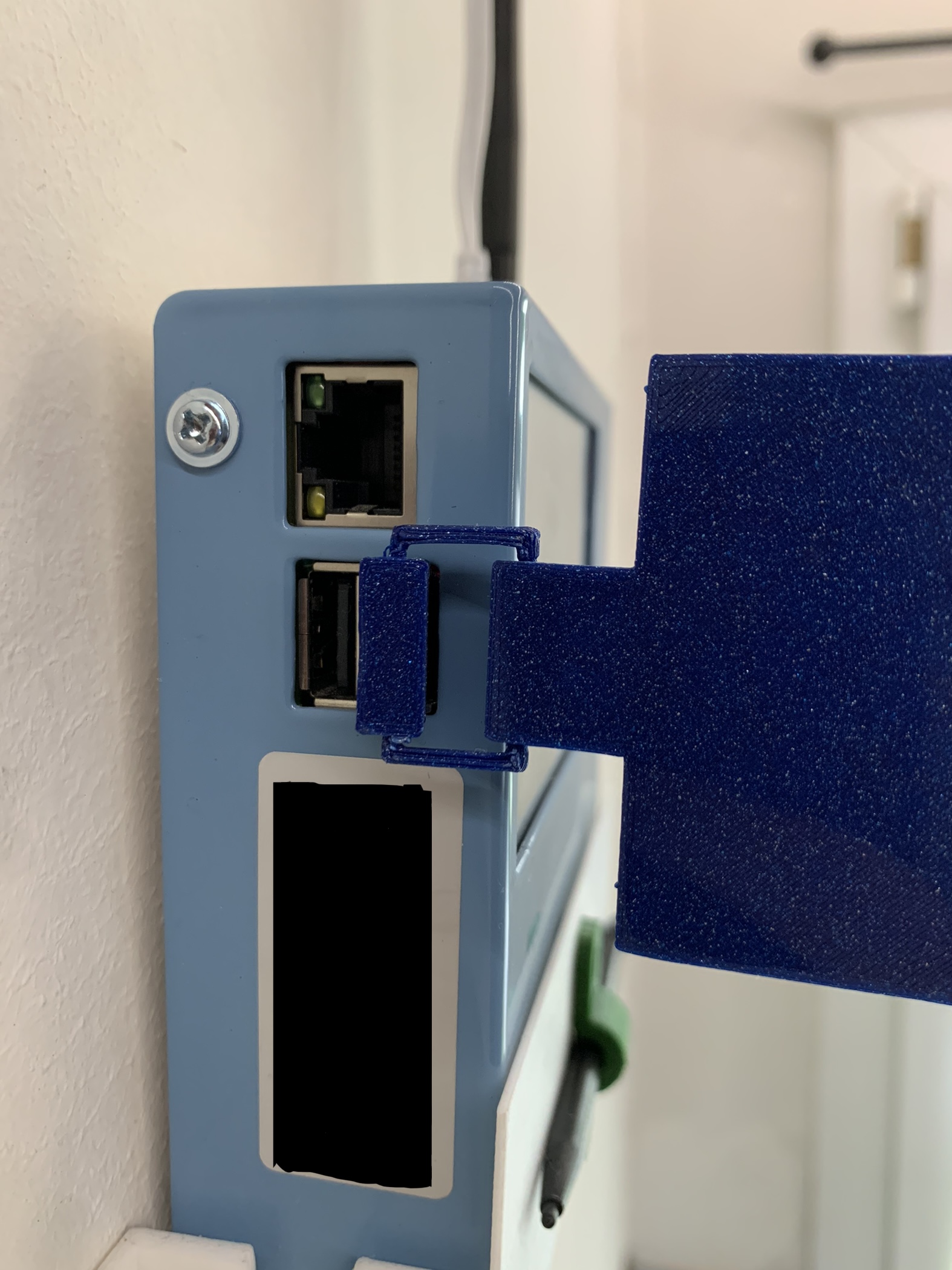Flight feeder wall mount and screen by Sempervis | Download free STL ...