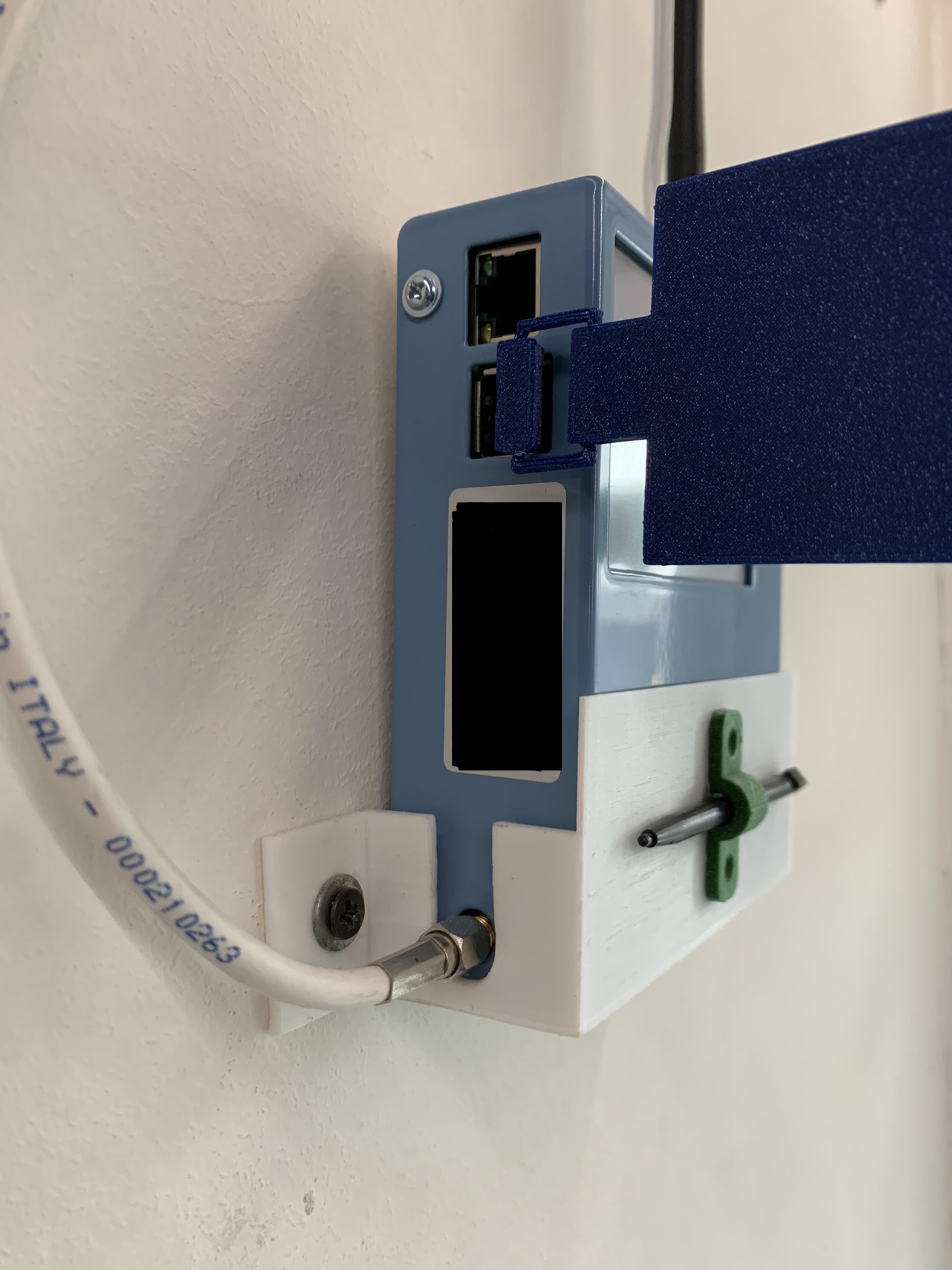 Flight feeder wall mount and screen by Sempervis | Download free STL ...