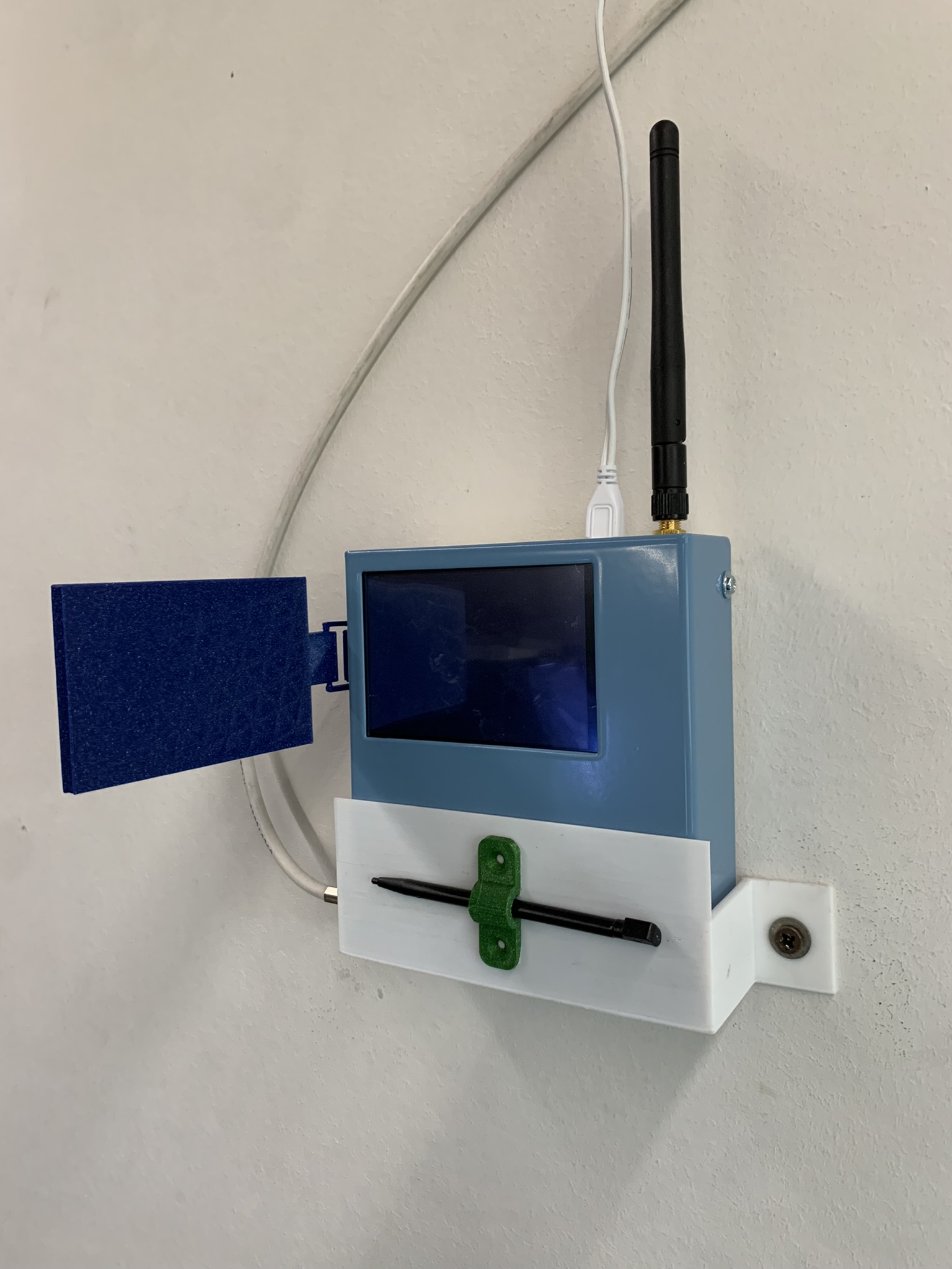 Flight feeder wall mount and screen by Sempervis | Download free STL ...